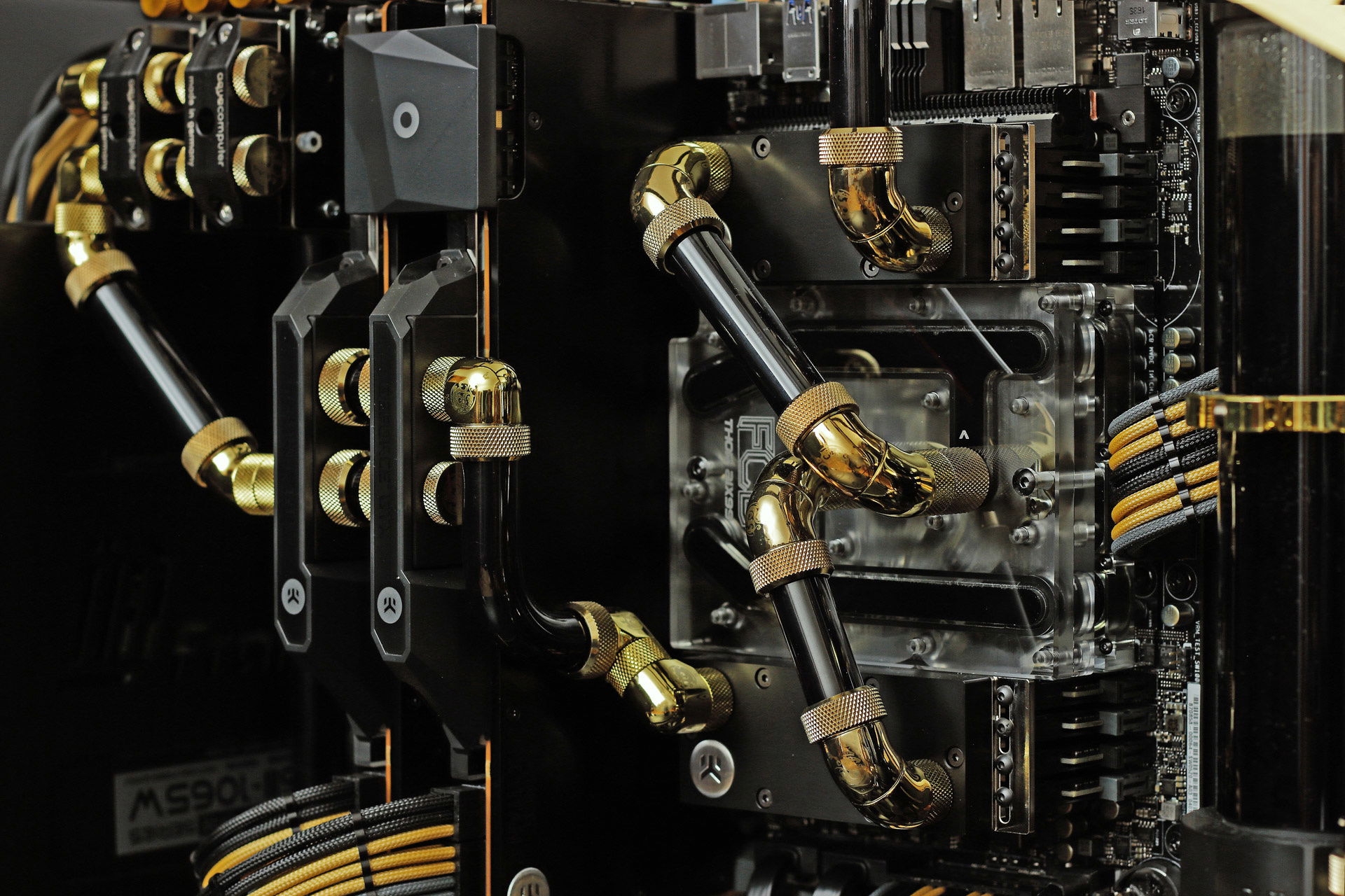 In Win D-Frame 2.0 Black / Gold » builds.gg