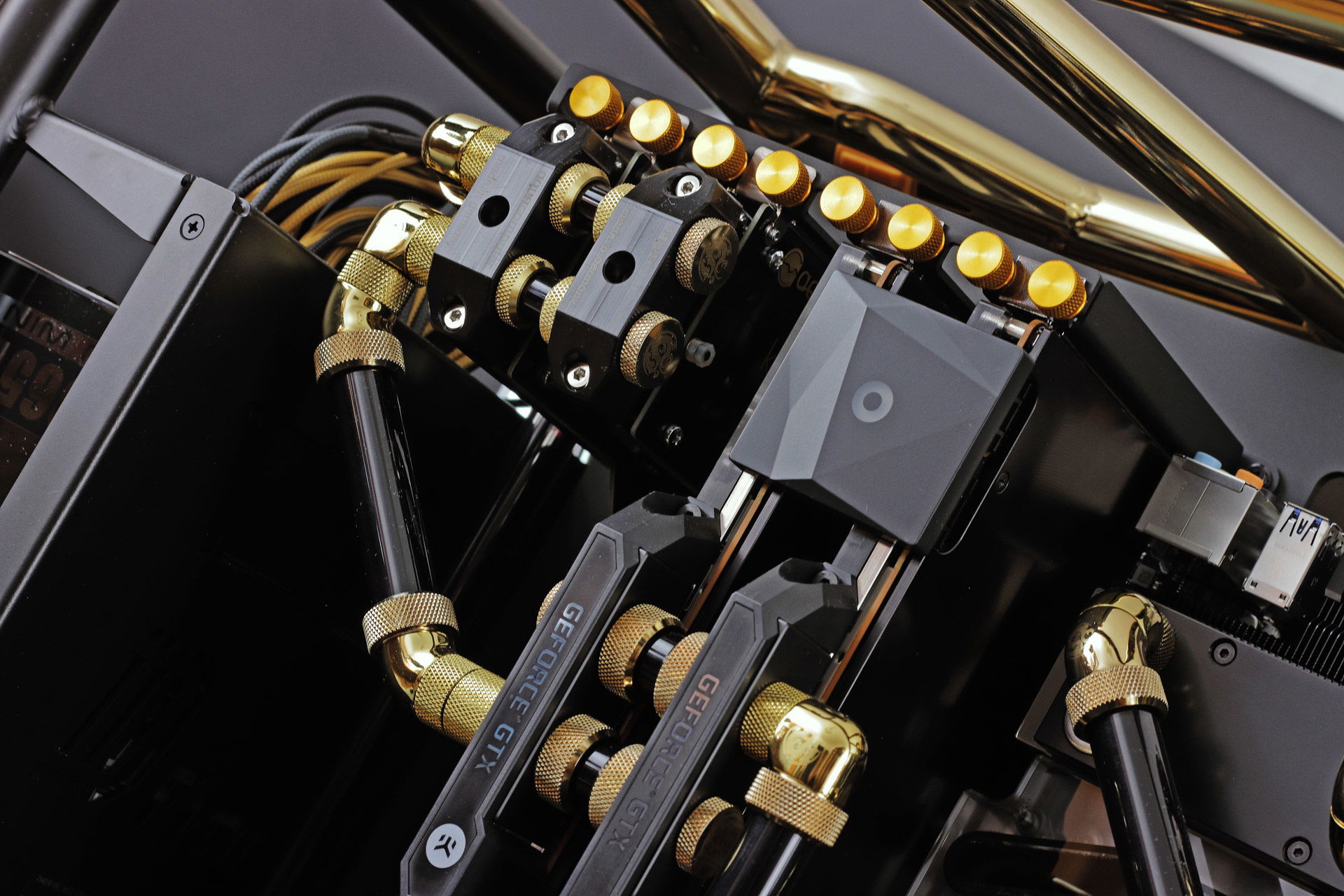 In Win D-Frame 2.0 Black / Gold » builds.gg