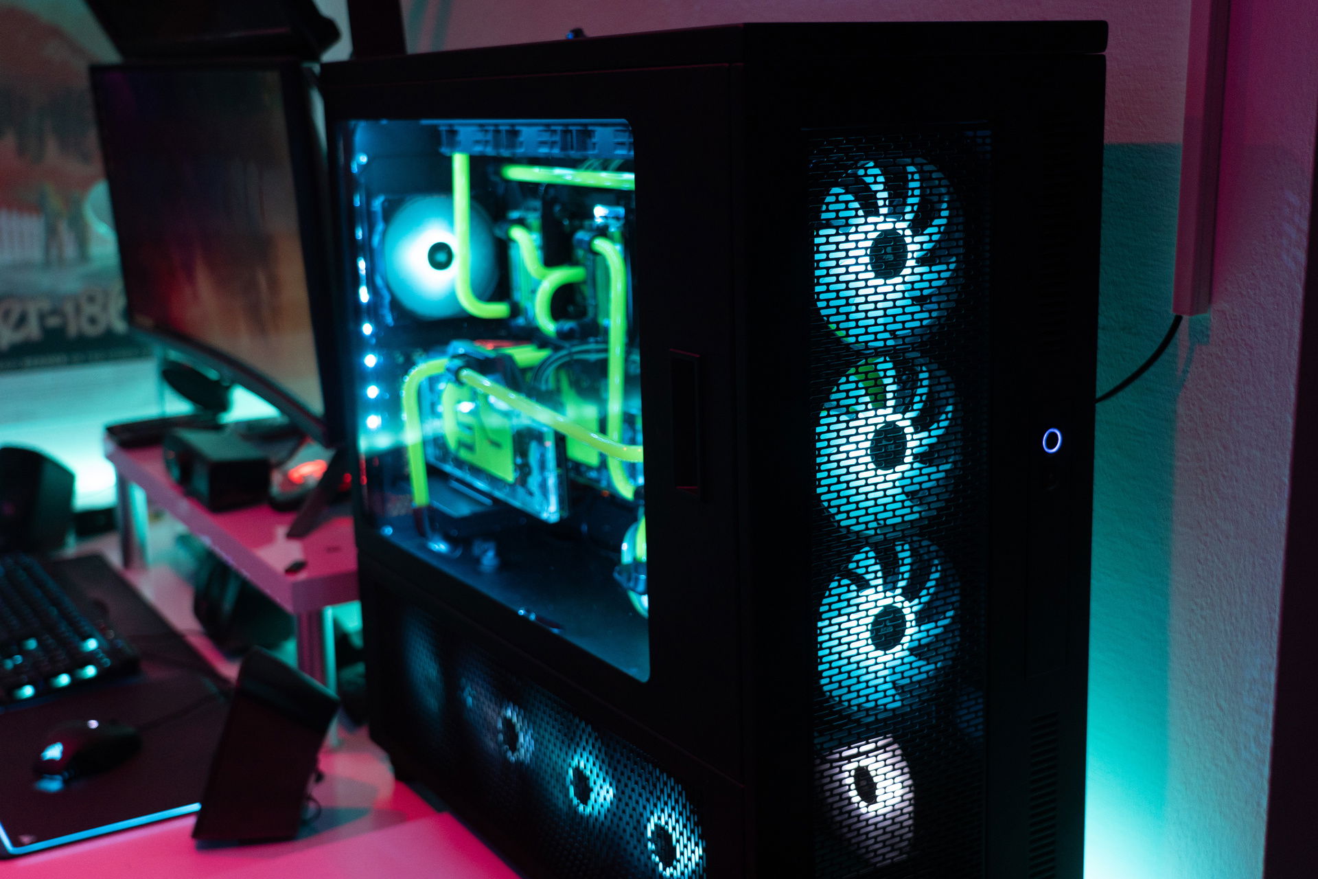 Enceladus Neon - Worlds first dual Vertical GPU in SLI » builds.gg