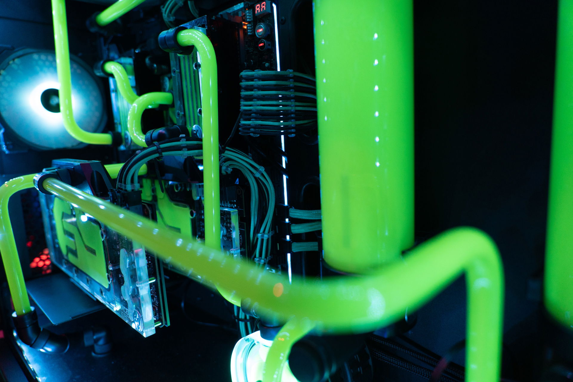 Enceladus Neon - Worlds first dual Vertical GPU in SLI » builds.gg