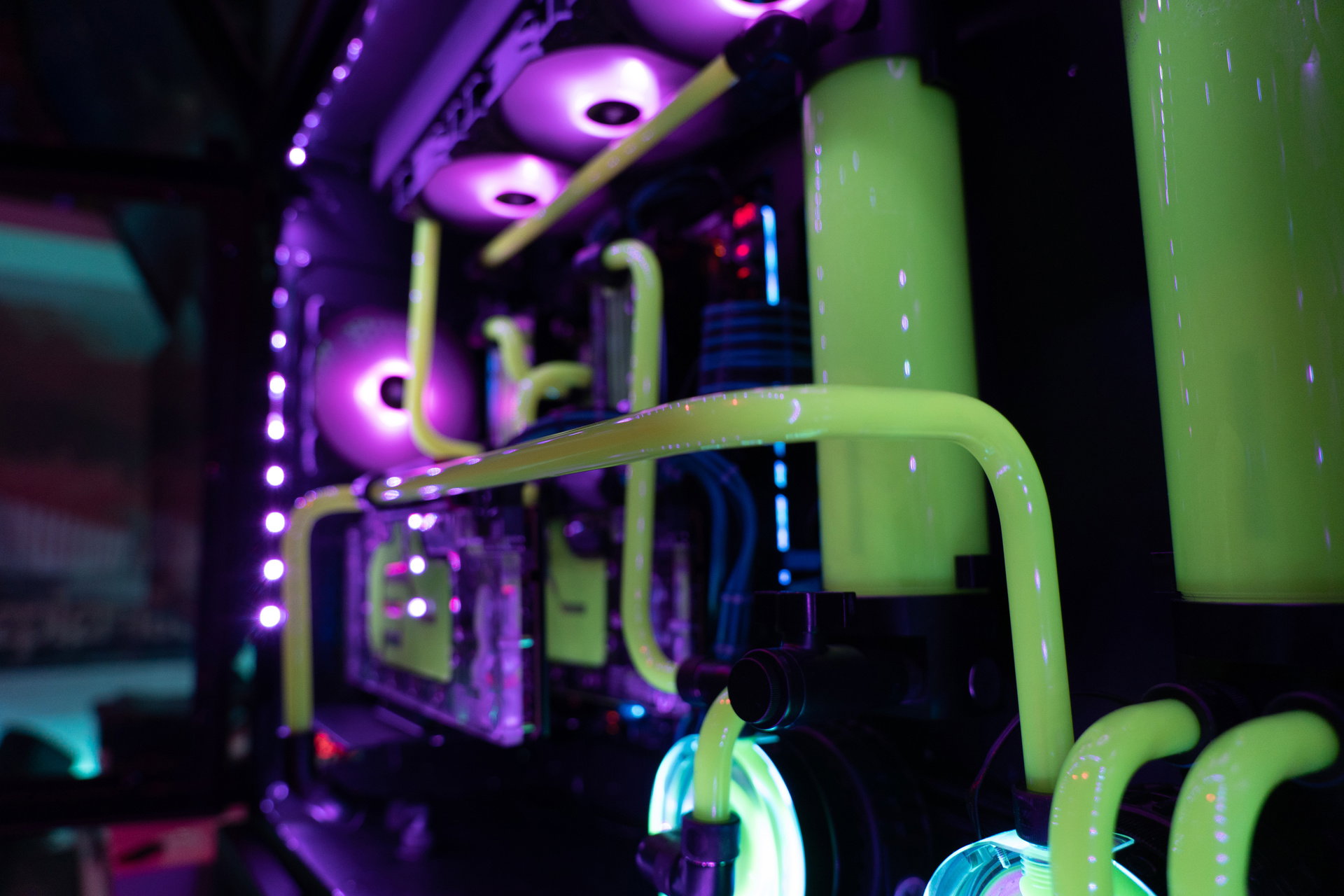 Enceladus Neon - Worlds first dual Vertical GPU in SLI » builds.gg