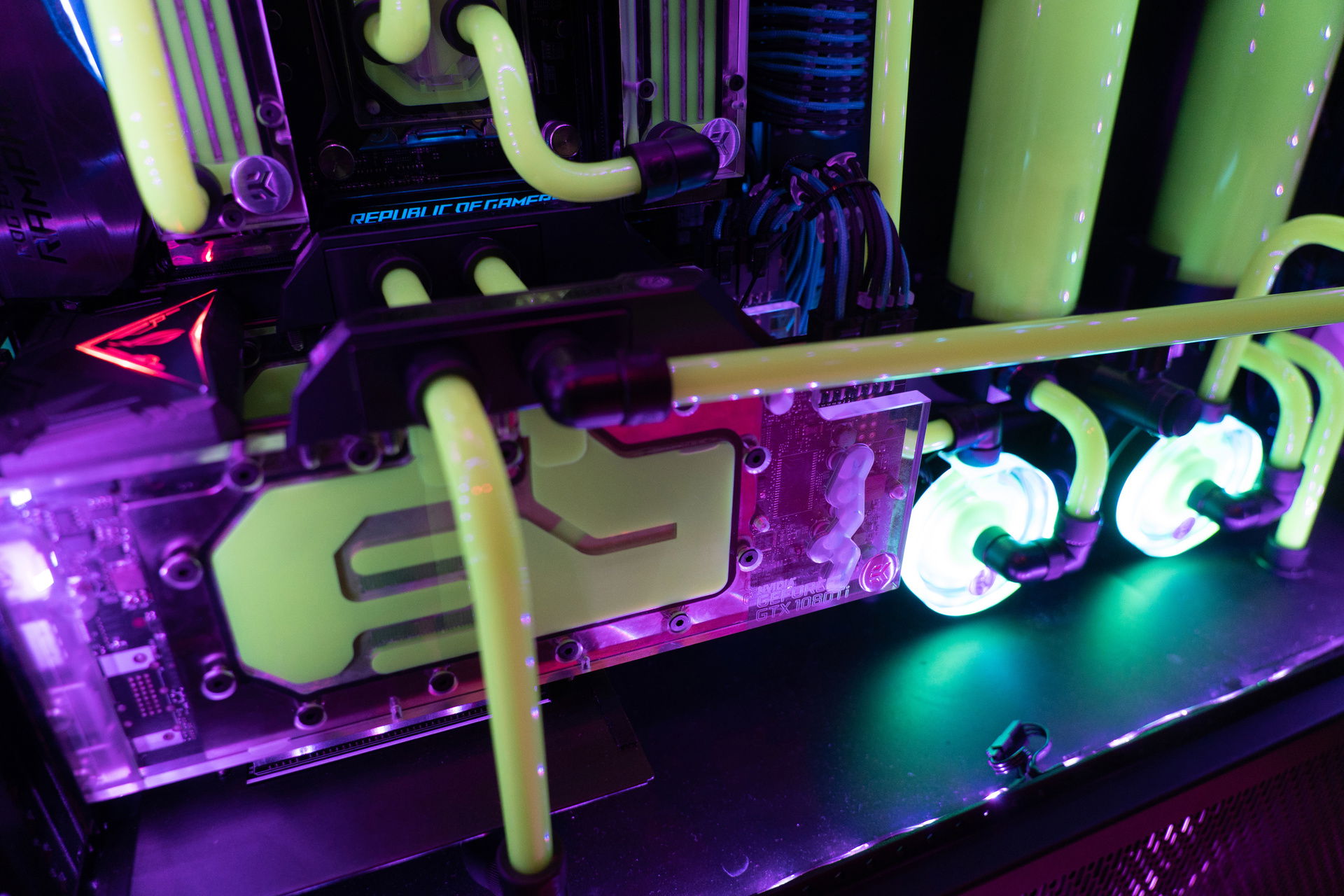 Enceladus Neon - Worlds first dual Vertical GPU in SLI » builds.gg