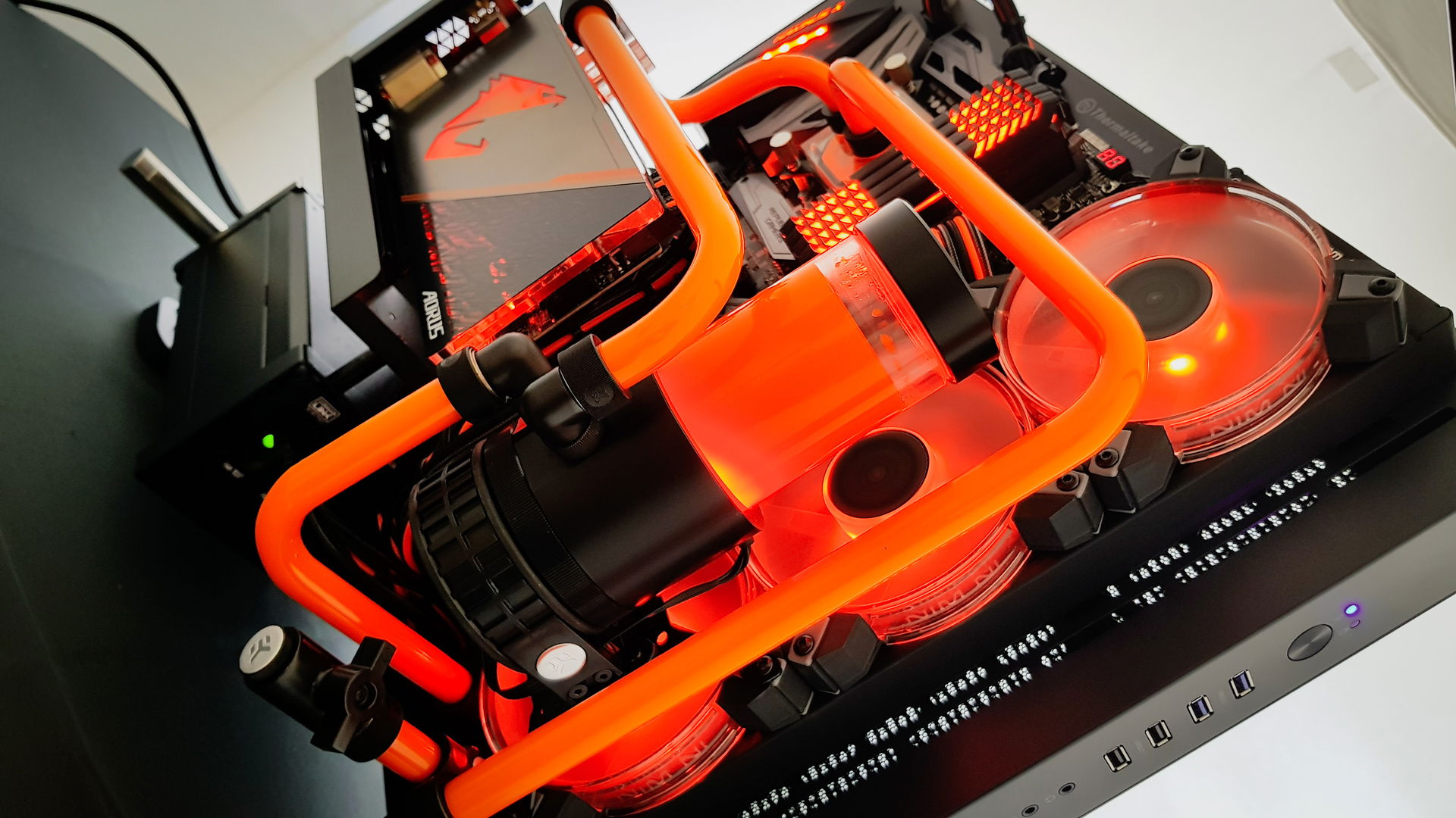 G LAB_004 - Thermaltake Core P3 / i7 8700K / 1080Ti / 32Gb » builds.gg