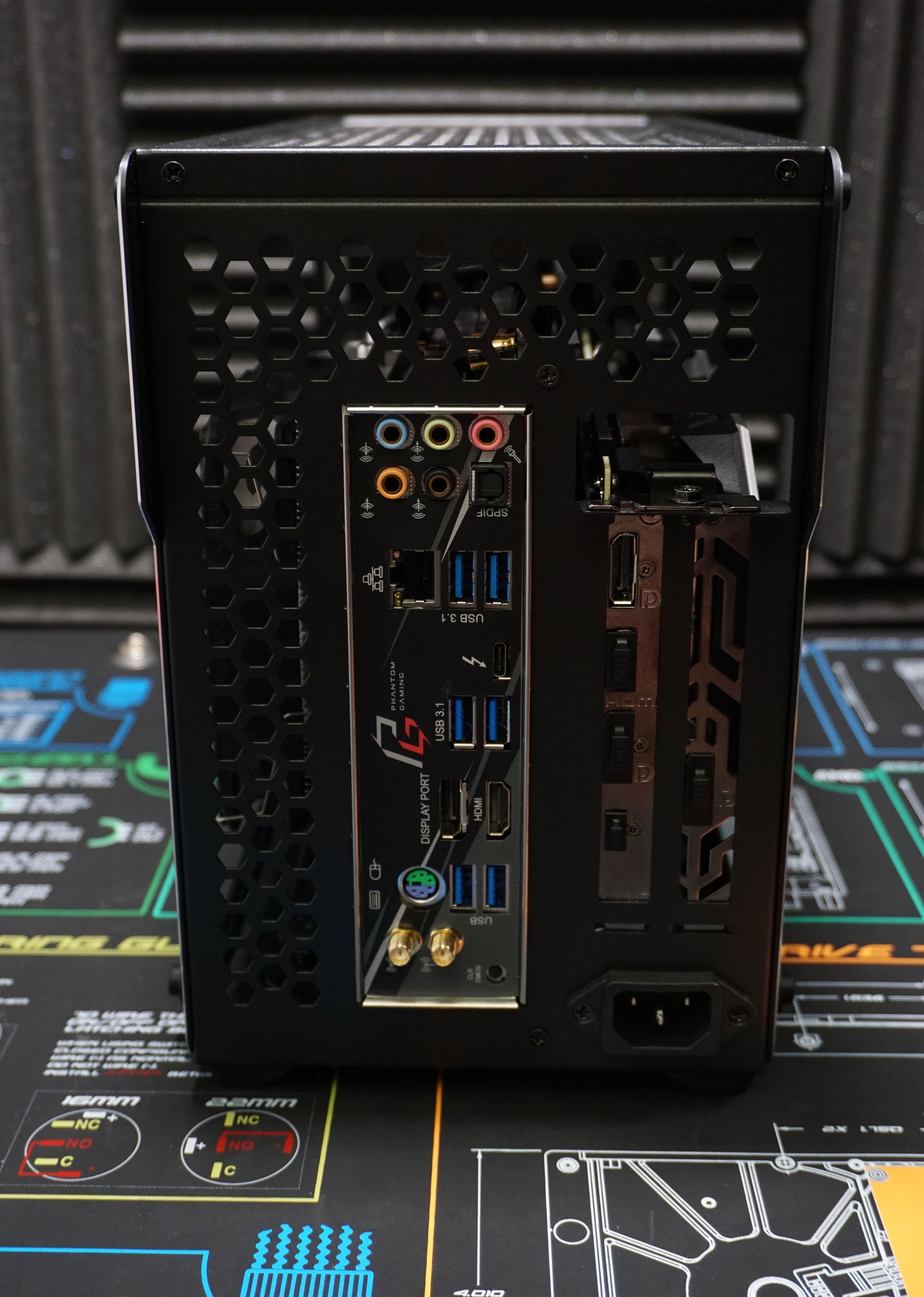 The Devil's Sauna. Mini ITX 8700K RTX 2080 » builds.gg