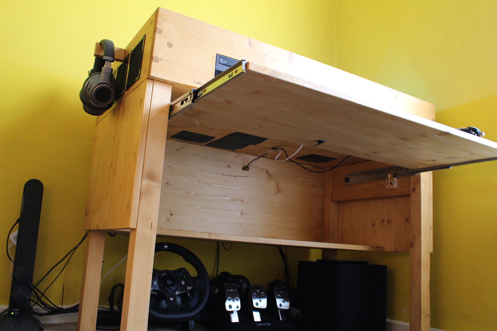 Hand-crafted PC-desk build. » builds.gg