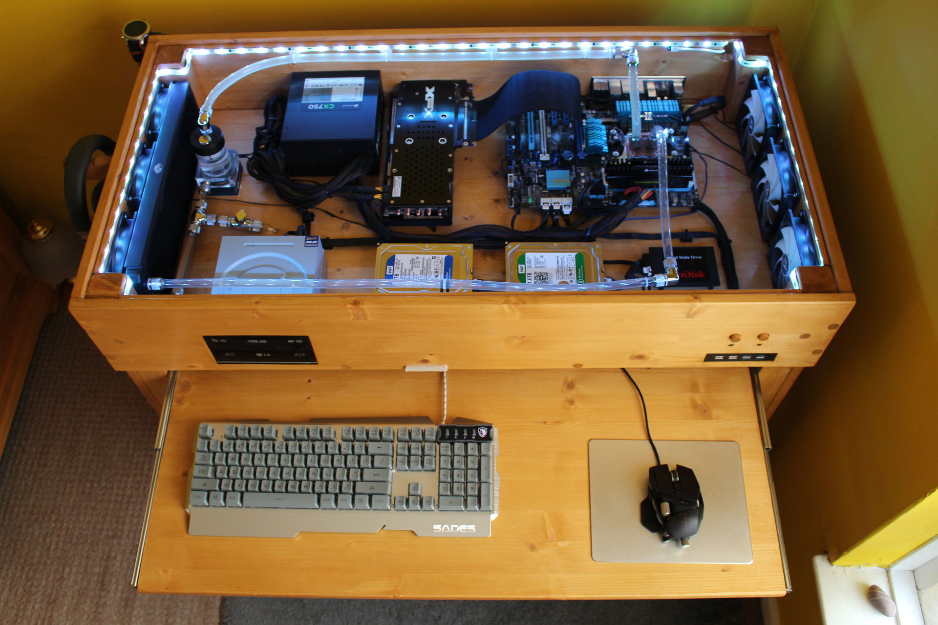 Hand-crafted PC-desk build. » builds.gg