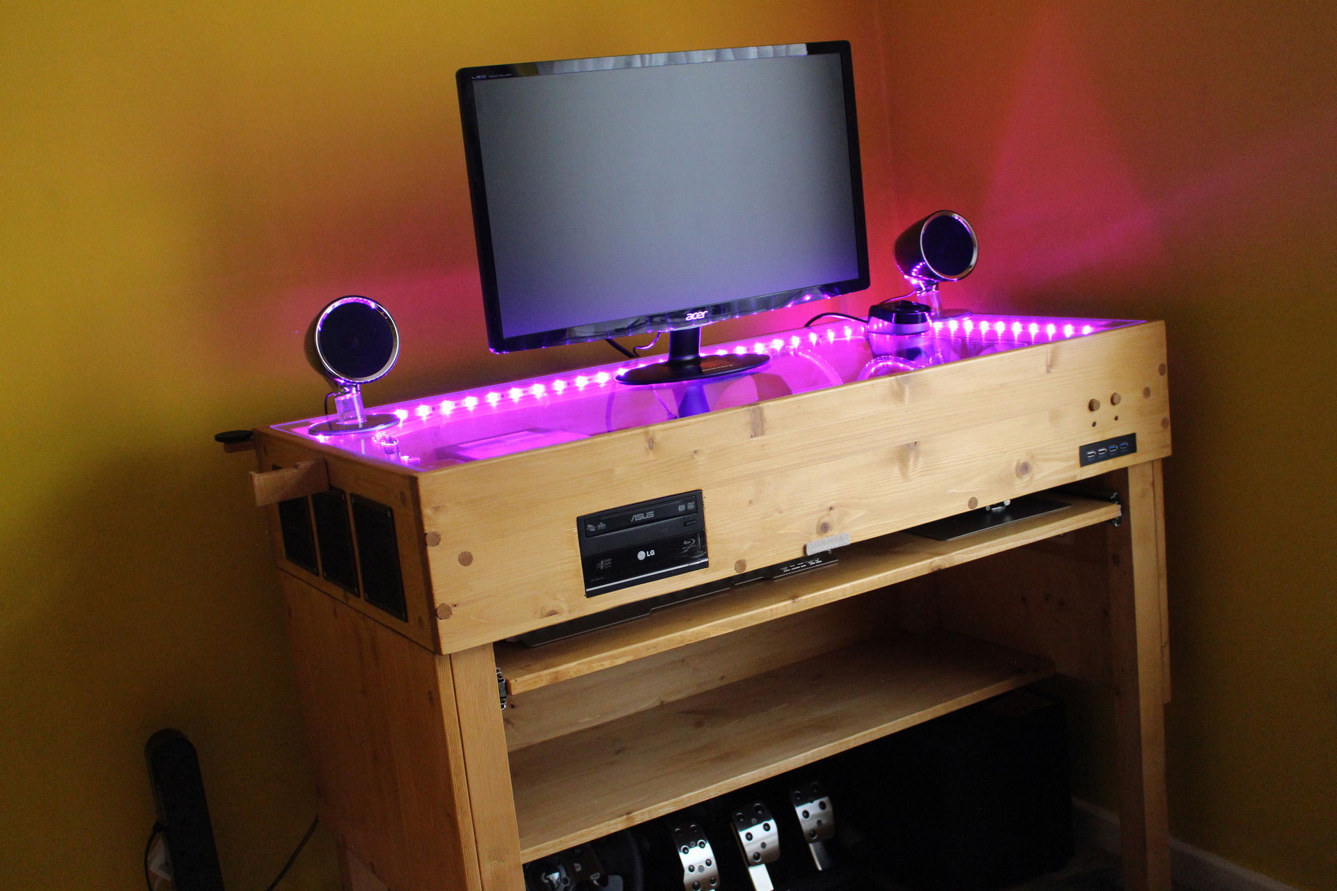 Hand-crafted PC-desk build. » builds.gg