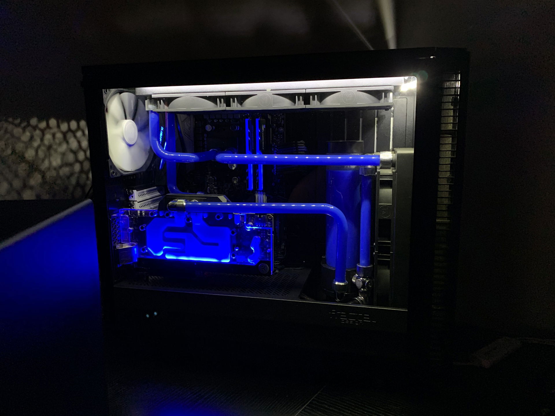 First Custom Loop. Clean blue and white » builds.gg