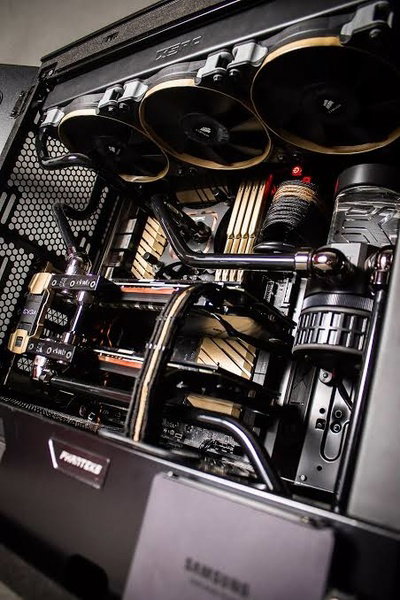 Lian Li O11 XL, custom loop, front distro plate, black & yellow » builds.gg