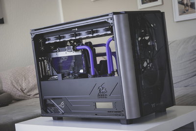 Lian Li O11 XL, custom loop, front distro plate, black & yellow » builds.gg