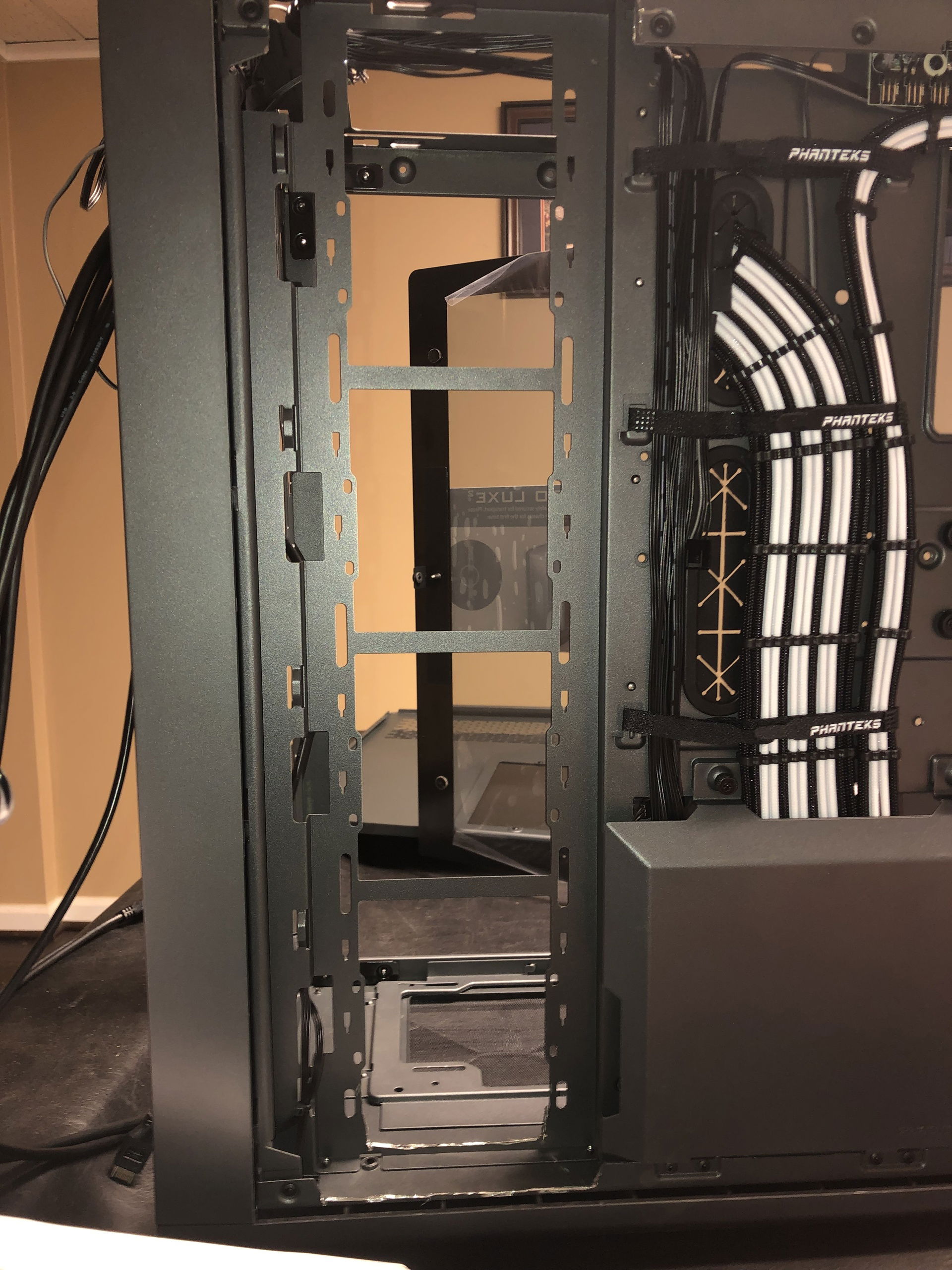 Enthoo Luxe 2 / Enthoo 719 » builds.gg