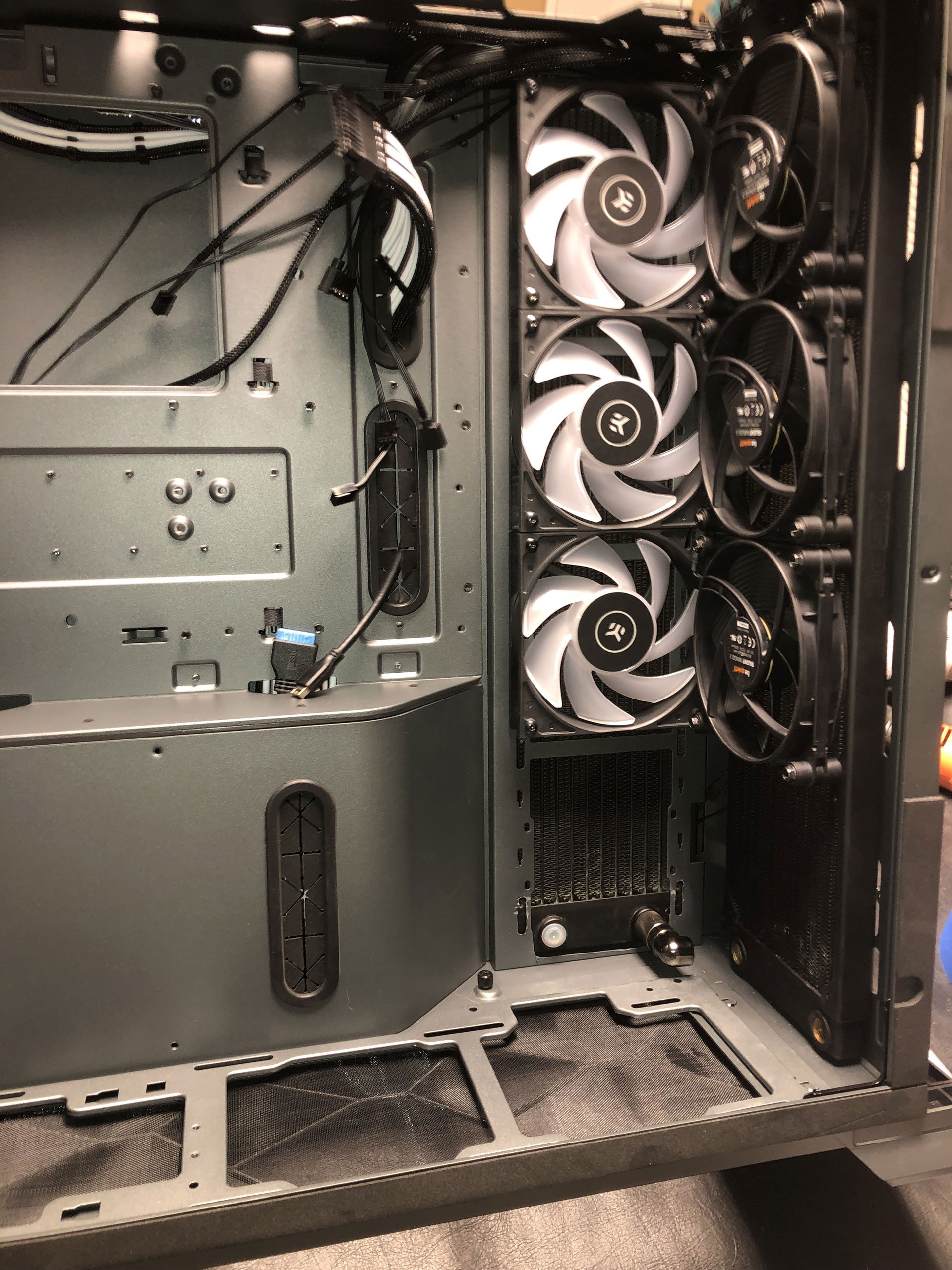 Enthoo Luxe 2 / Enthoo 719 » builds.gg