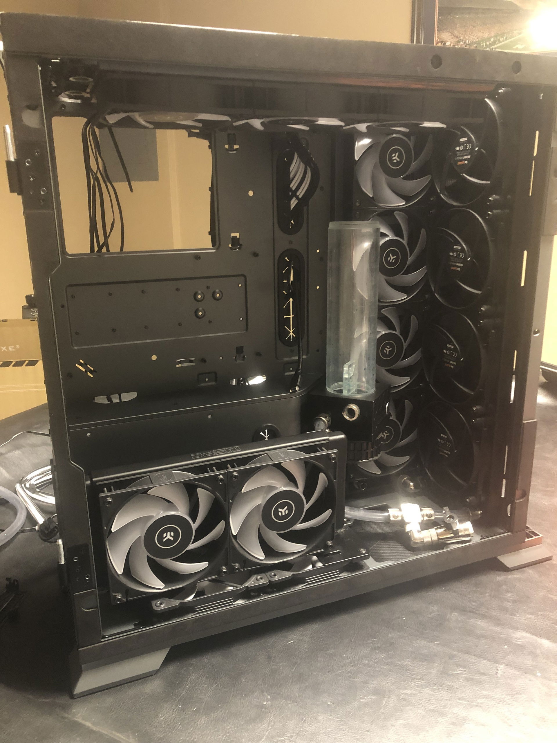 Enthoo Luxe 2 / Enthoo 719 » builds.gg