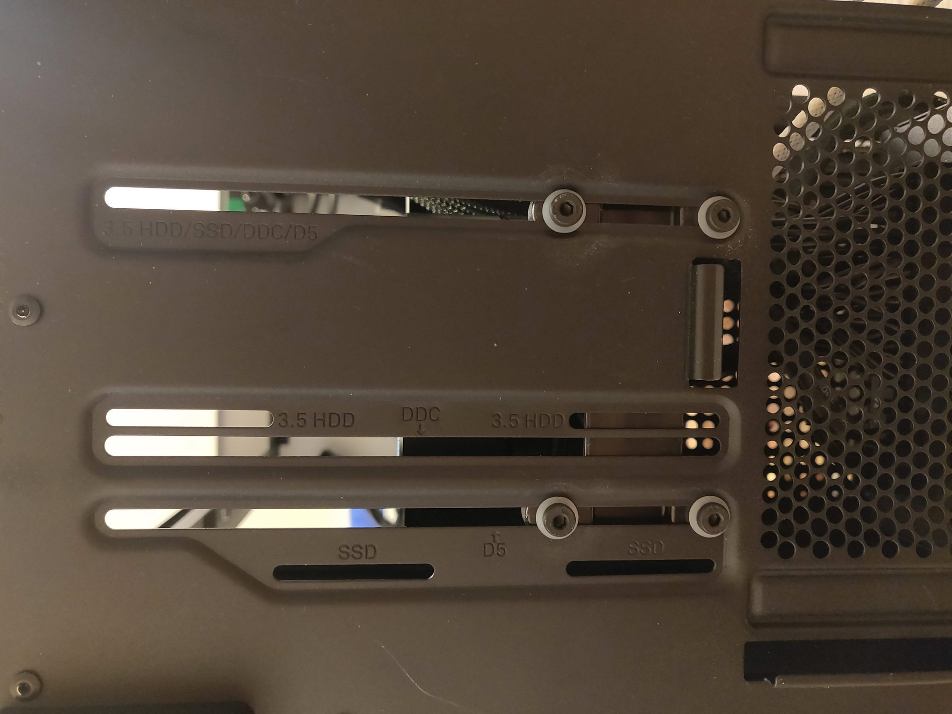 AMD Ryzen / Radeon water cooled in a NZXT H210 using Optimus Signature ...