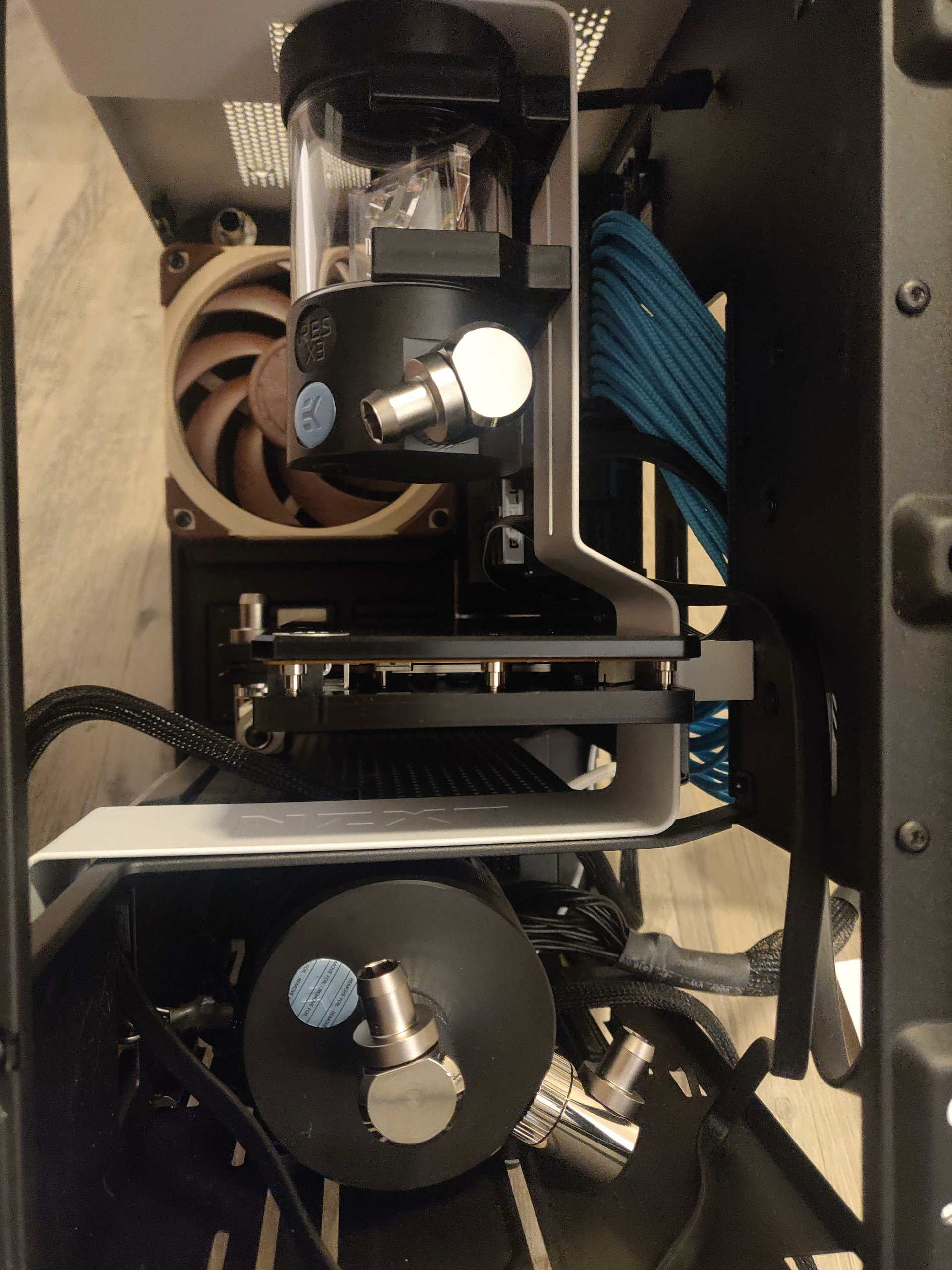 AMD Ryzen / Radeon water cooled in a NZXT H210 using Optimus Signature ...