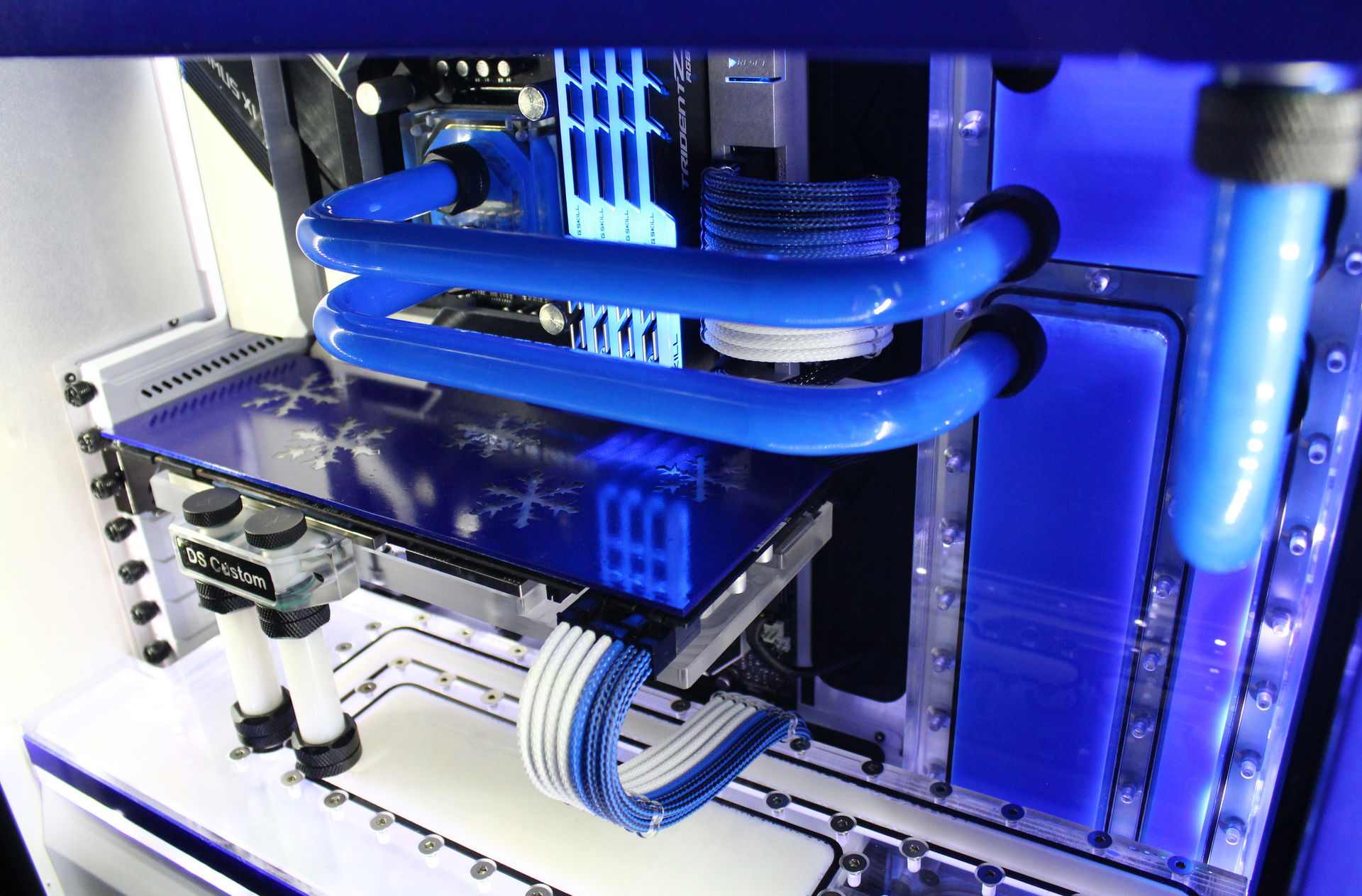 Frostb1te - Modified Dual Loop Fractal Define S2 » builds.gg