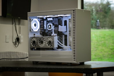 Lian Li O11 XL, custom loop, front distro plate, black & yellow » builds.gg