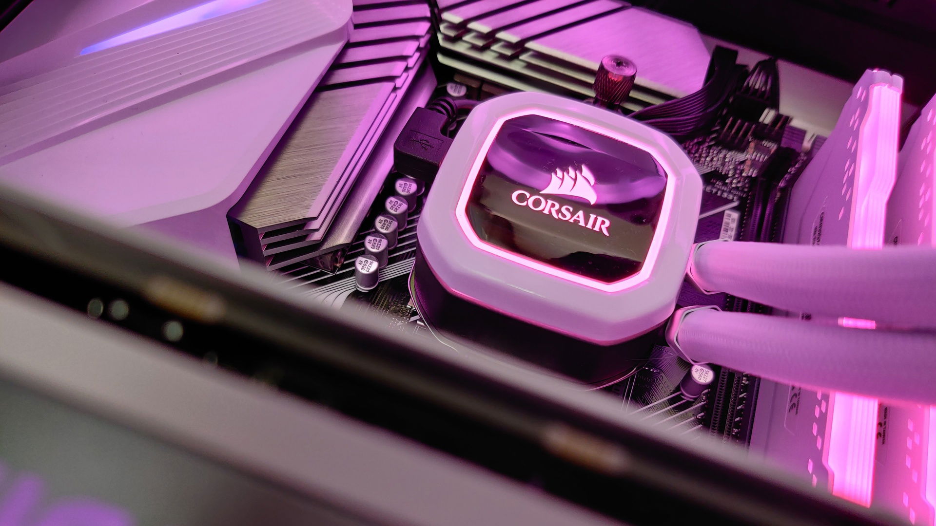 Black and White (And RGB ofc) themed gaming PC for my sister » builds.gg