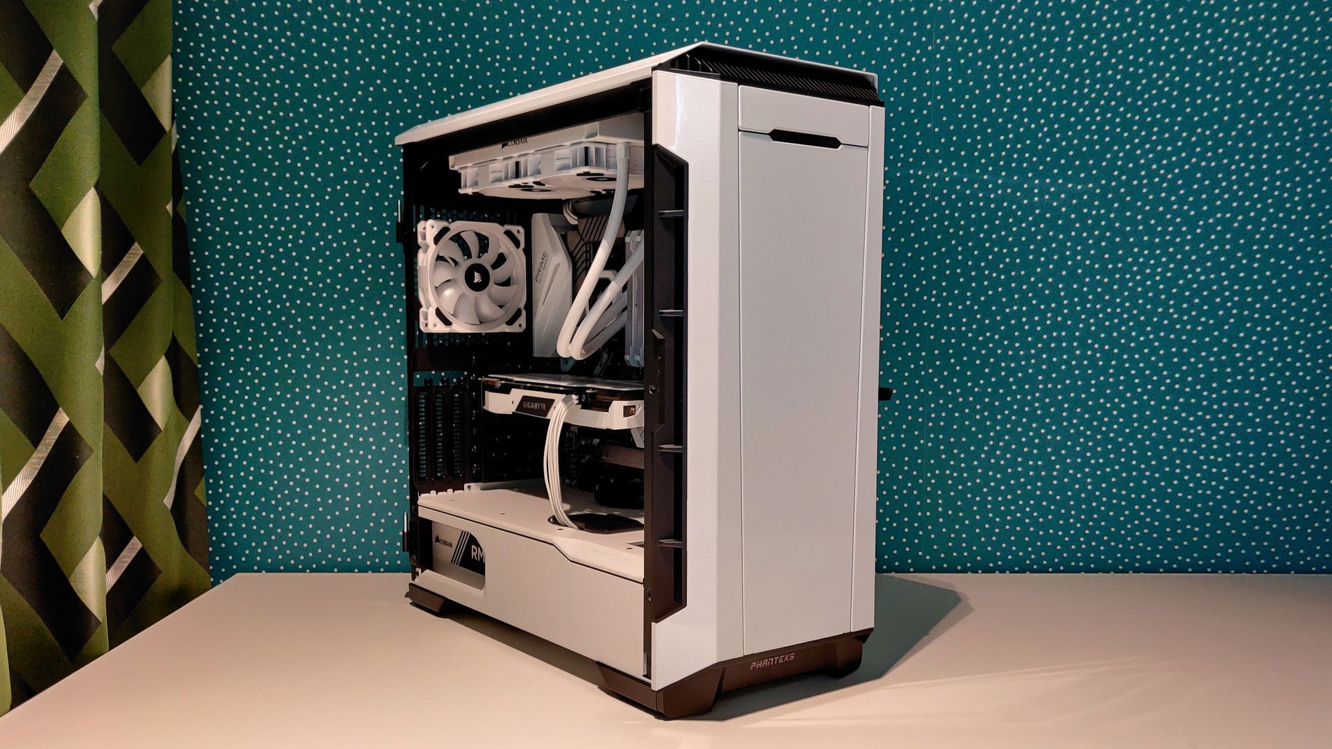 Black and White (And RGB ofc) themed gaming PC for my sister » builds.gg