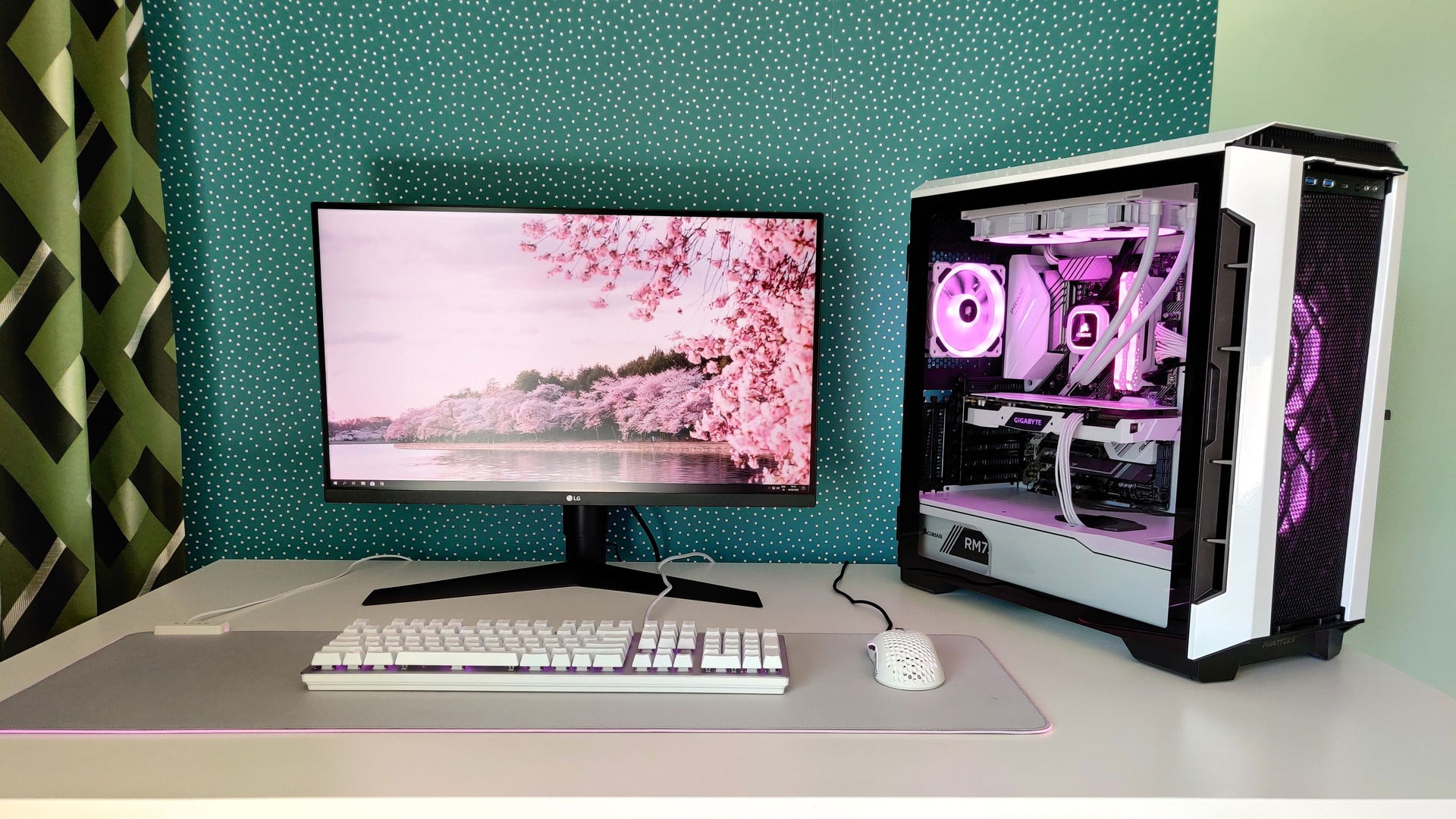 Black and White (And RGB ofc) themed gaming PC for my sister » builds.gg