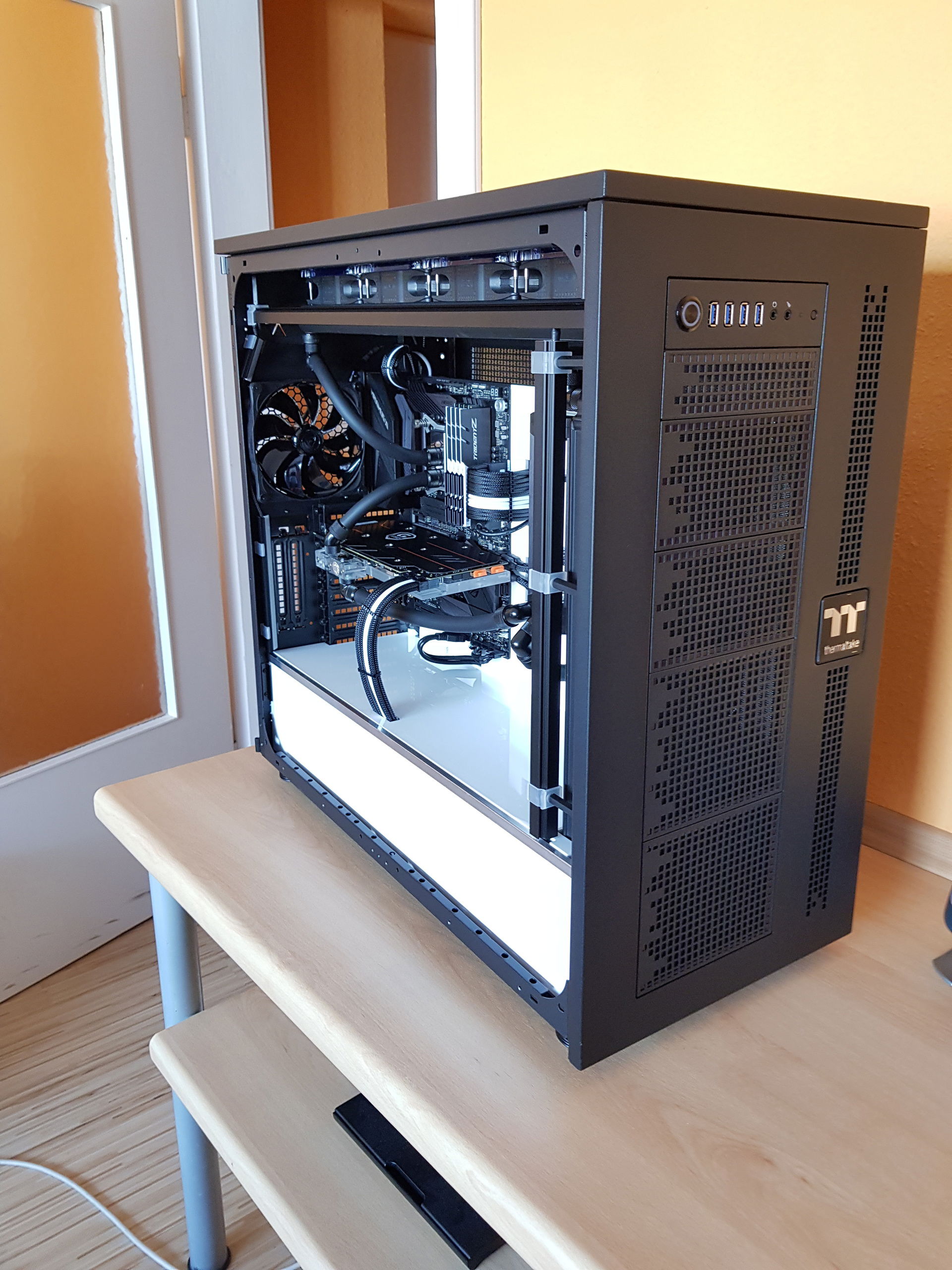 Thermaltake Core W100 Black & White » builds.gg