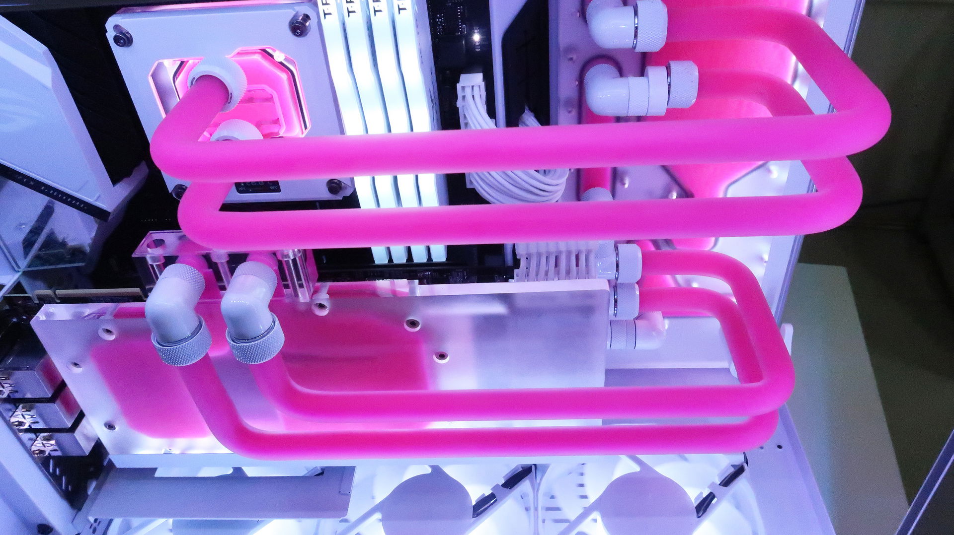Custom Pc Build #77 "Pink Glaze" A gaming pc on a Lian-Li 011 Dynamic ...