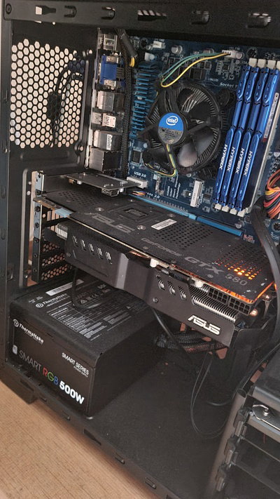 Lian Li O11 XL, custom loop, front distro plate, black & yellow » builds.gg