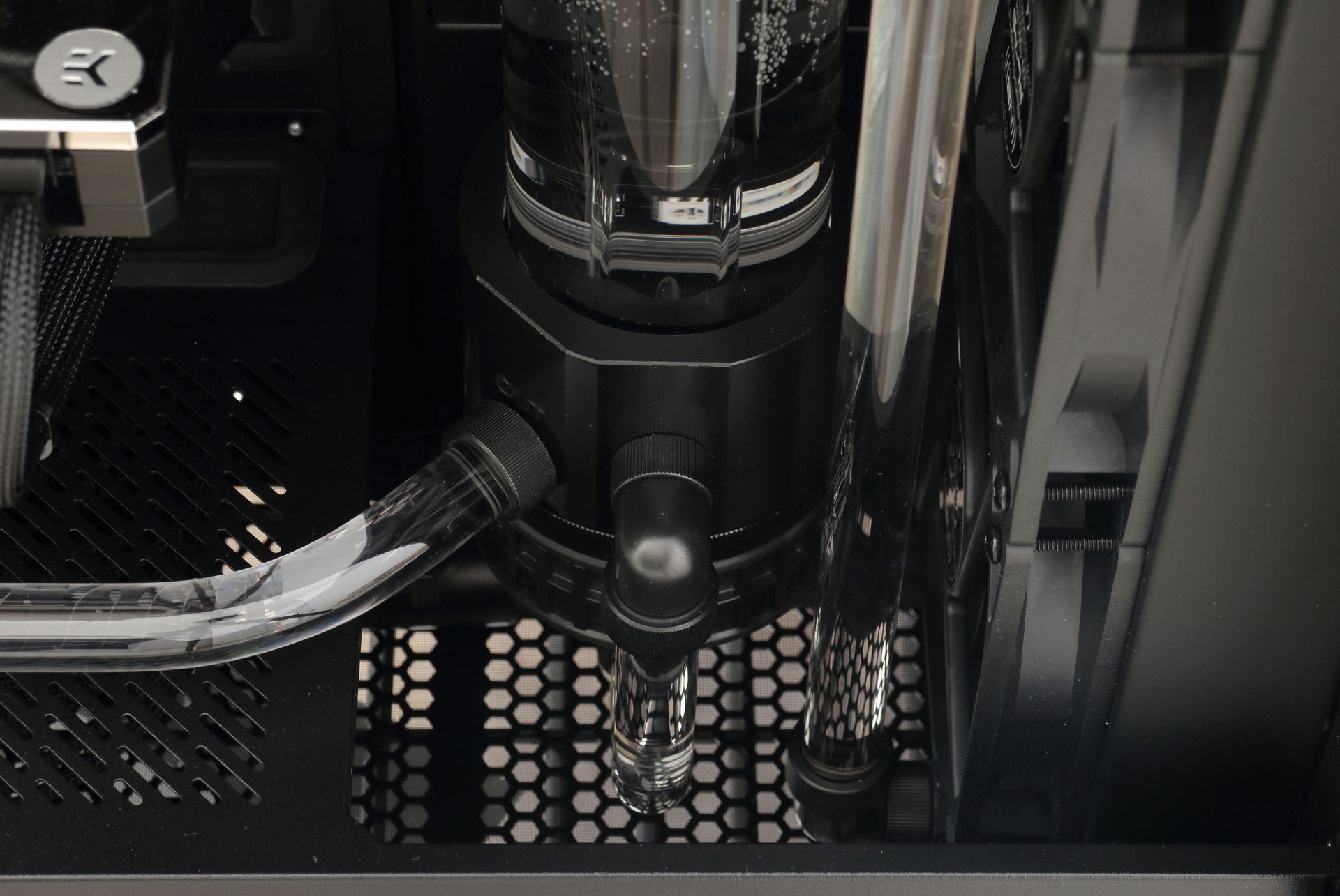 Fractal Meshify S2 - First Hardline Watercooling » builds.gg