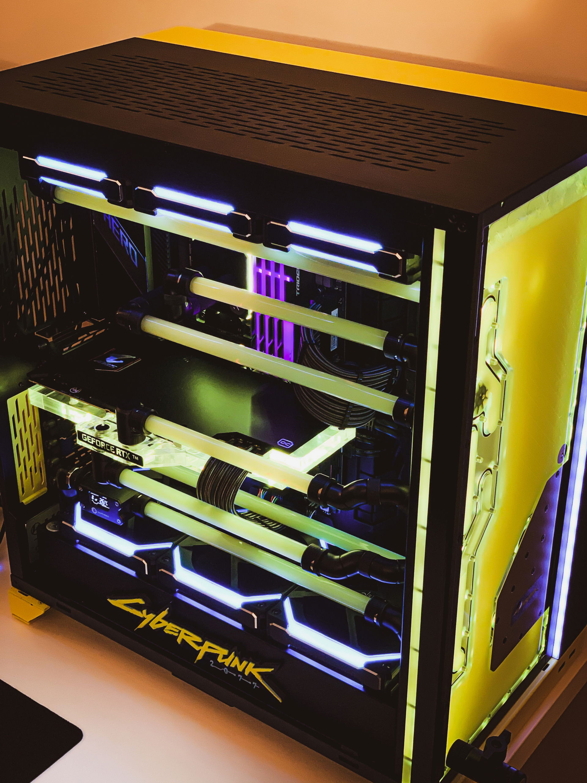 Lian Li Dynamic XL (Cyberpunk Theme Build) » builds.gg