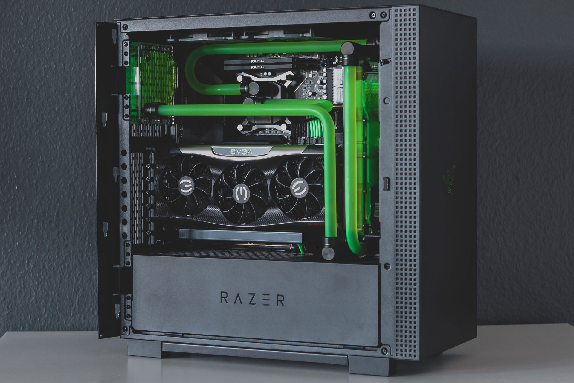 CustomrigsDE feat. Razer x EVGA: The Tomahawk ATX » builds.gg