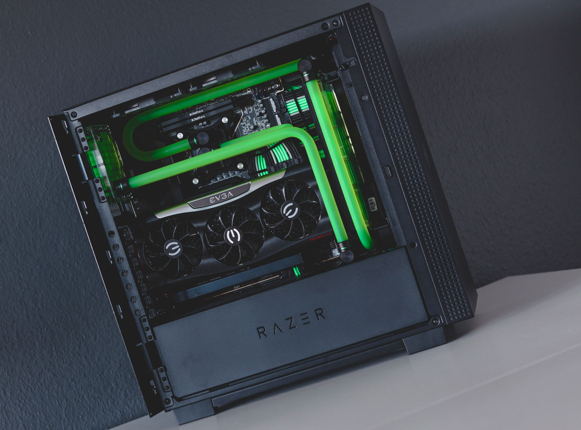 CustomrigsDE feat. Razer x EVGA: The Tomahawk ATX » builds.gg