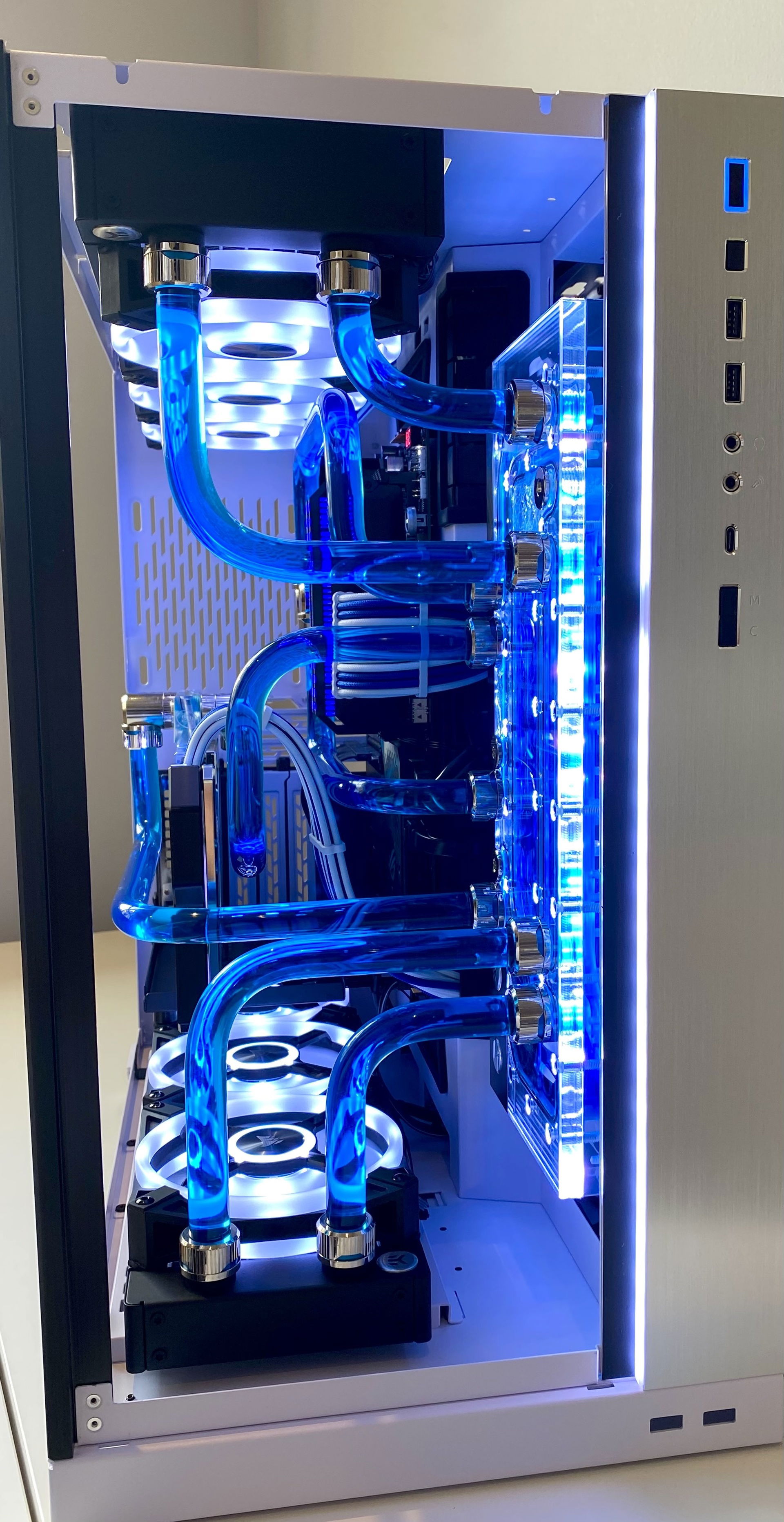 Karbon Industries - Lian Li 011 Dynamic XL » builds.gg