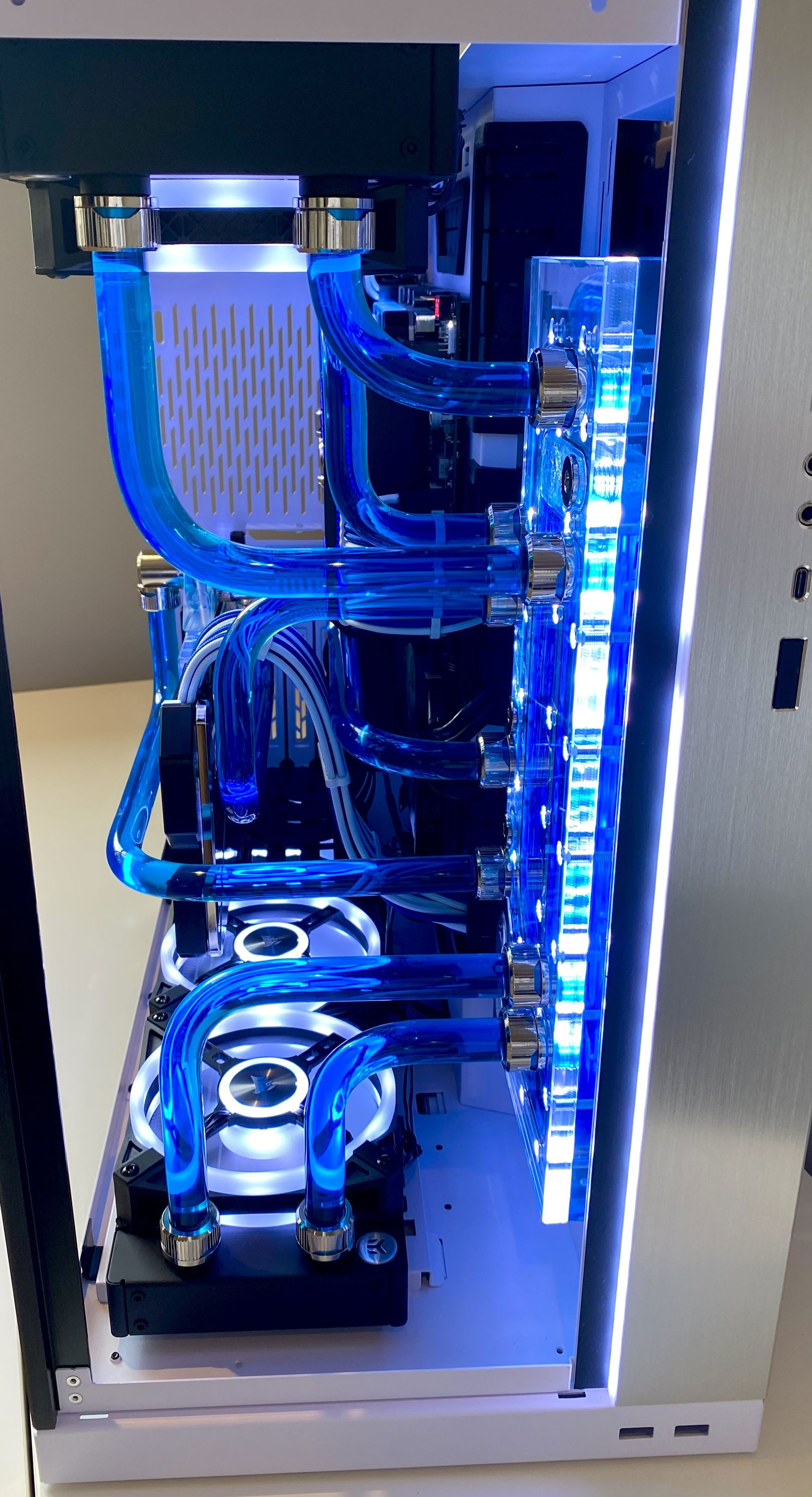 Karbon Industries - Lian Li 011 Dynamic XL » builds.gg