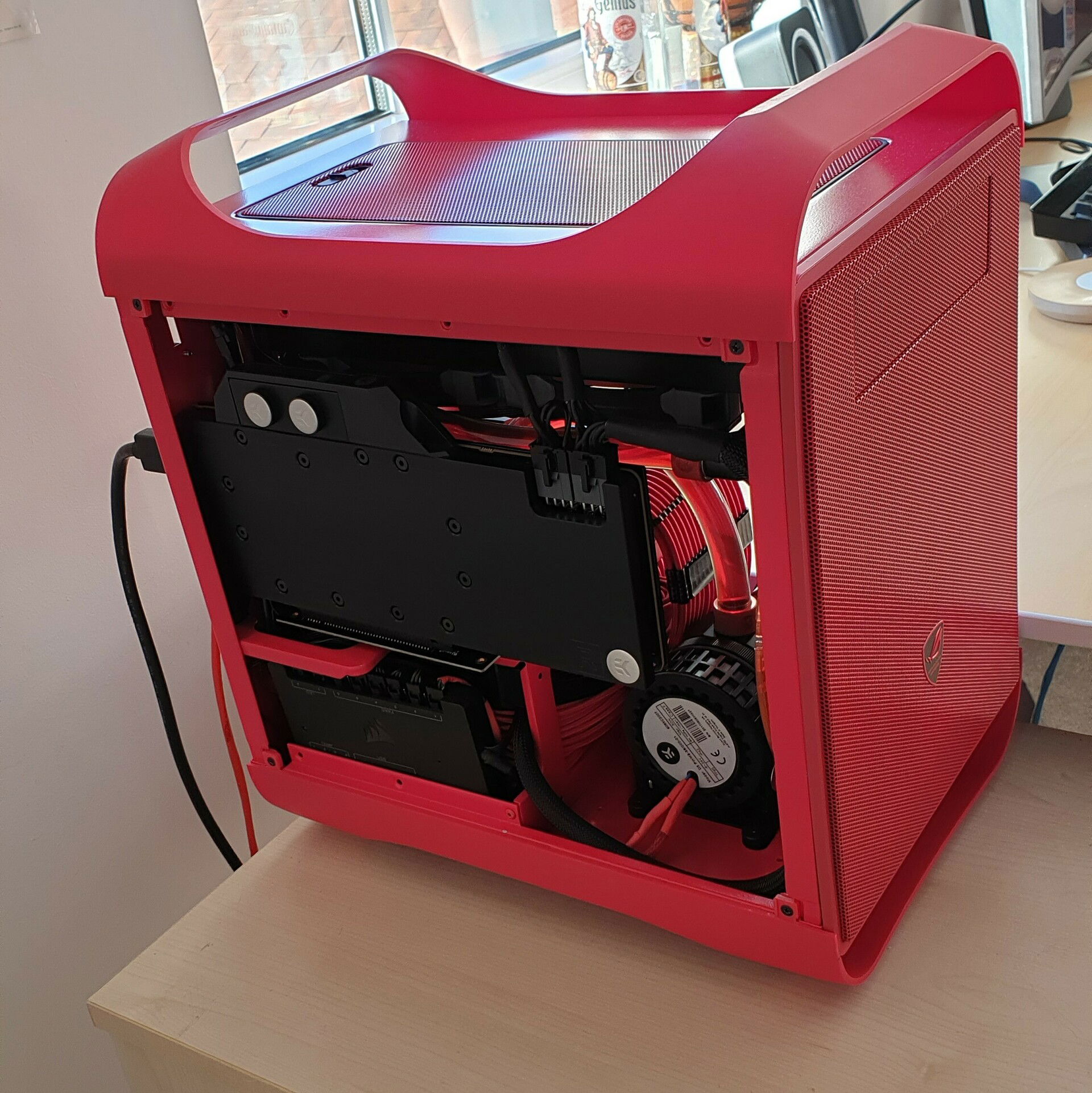 Scarlett - A Bitfenix Prodigy ITX custom watercooling build » builds.gg