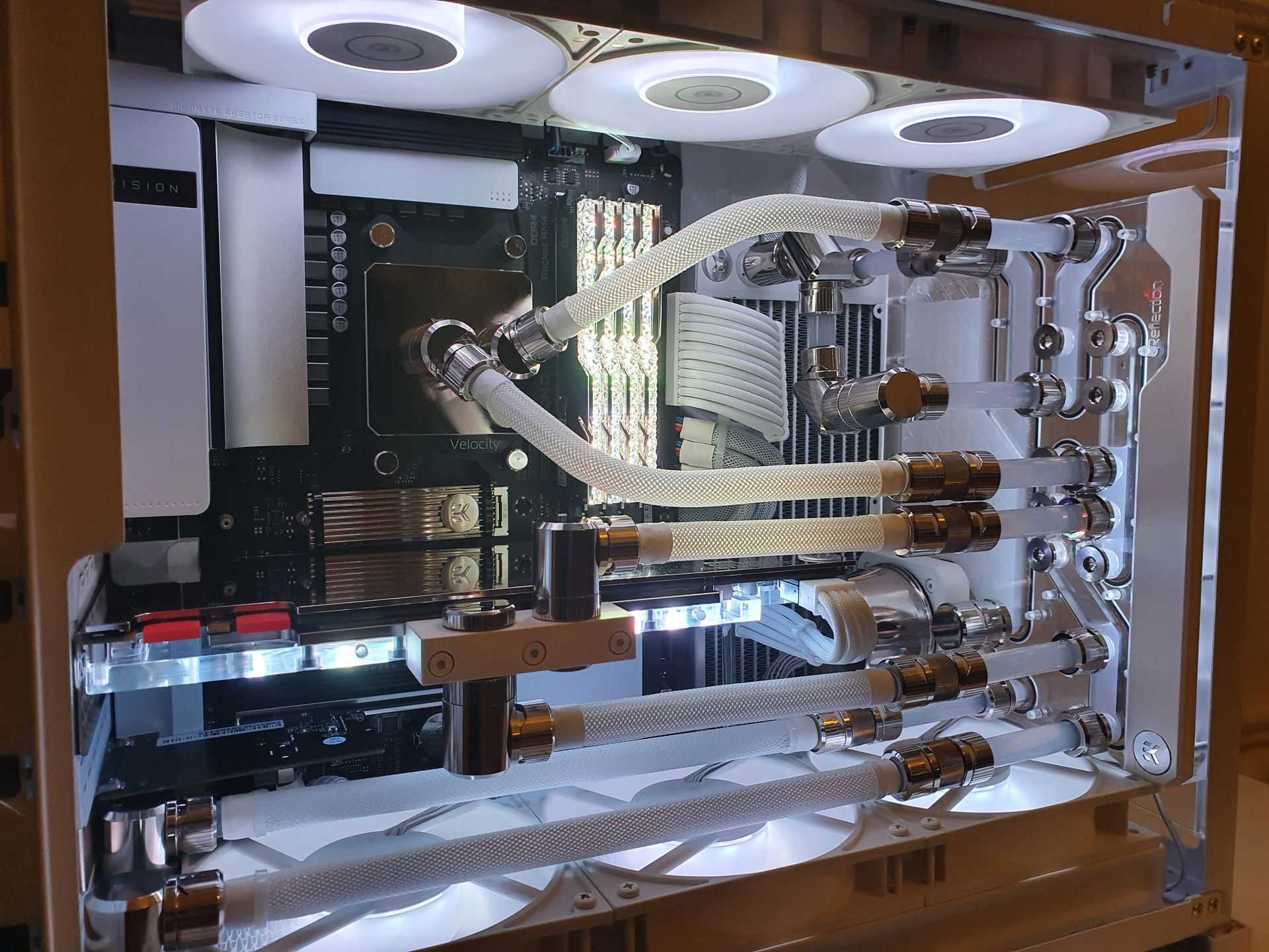 My first ever PC ! Sleeved tubing concept; Lian Li o11 Mini x EKWB ...