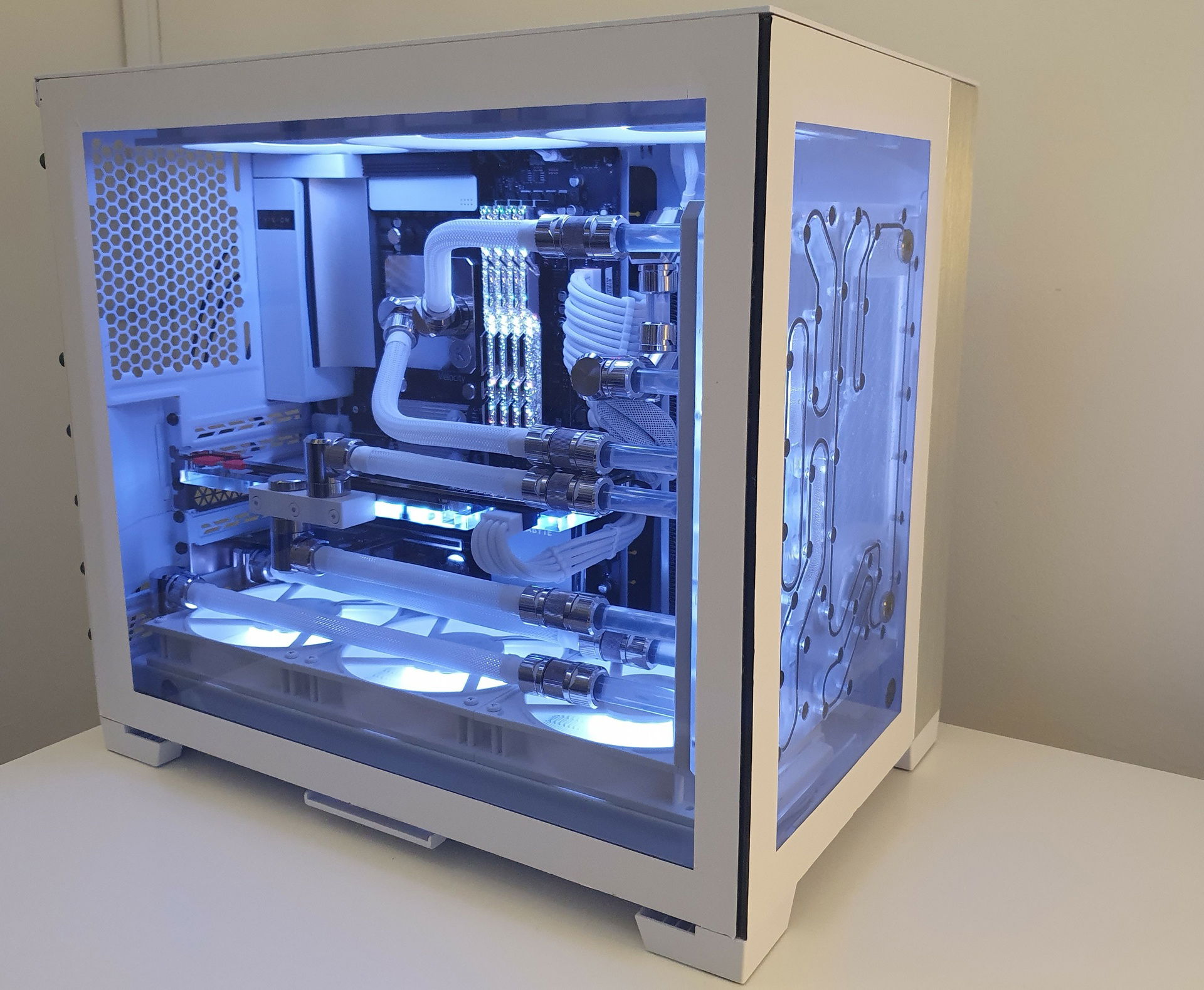 My first ever PC ! Sleeved tubing concept; Lian Li o11 Mini x EKWB ...