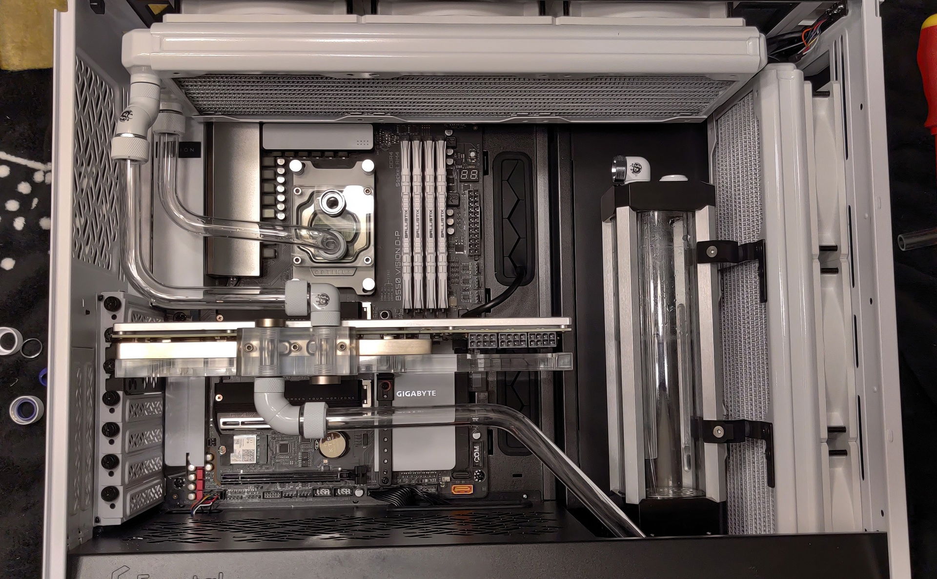 Silver & White | No RGB Build » builds.gg