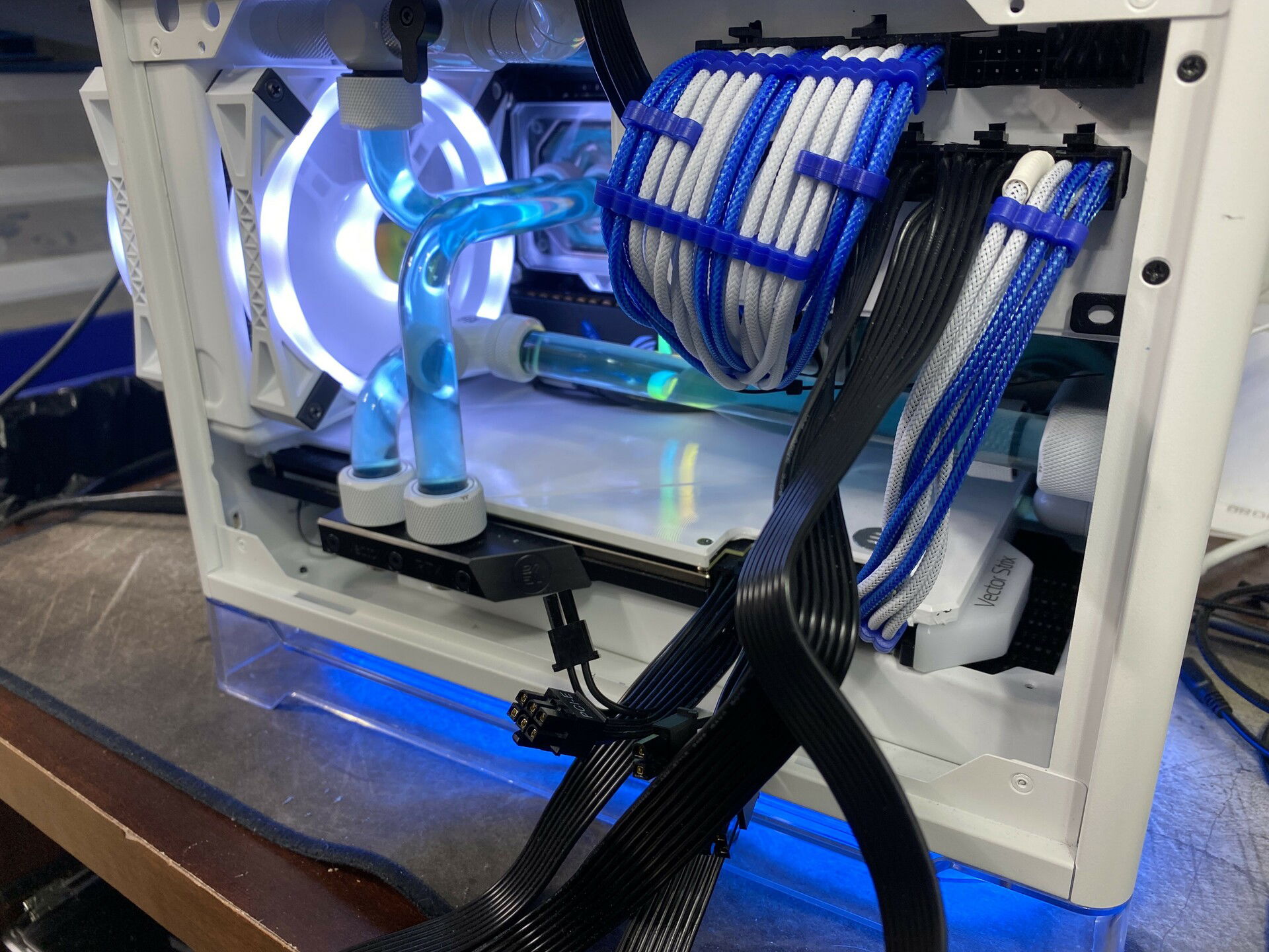 Big Dreams in Tiny Box - RTX3090 in a Mini-ITX (Full custom loop ...