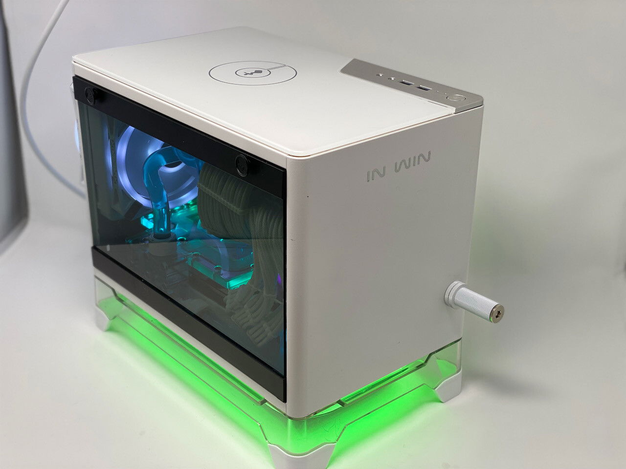 Big Dreams in Tiny Box - RTX3090 in a Mini-ITX (Full custom loop ...