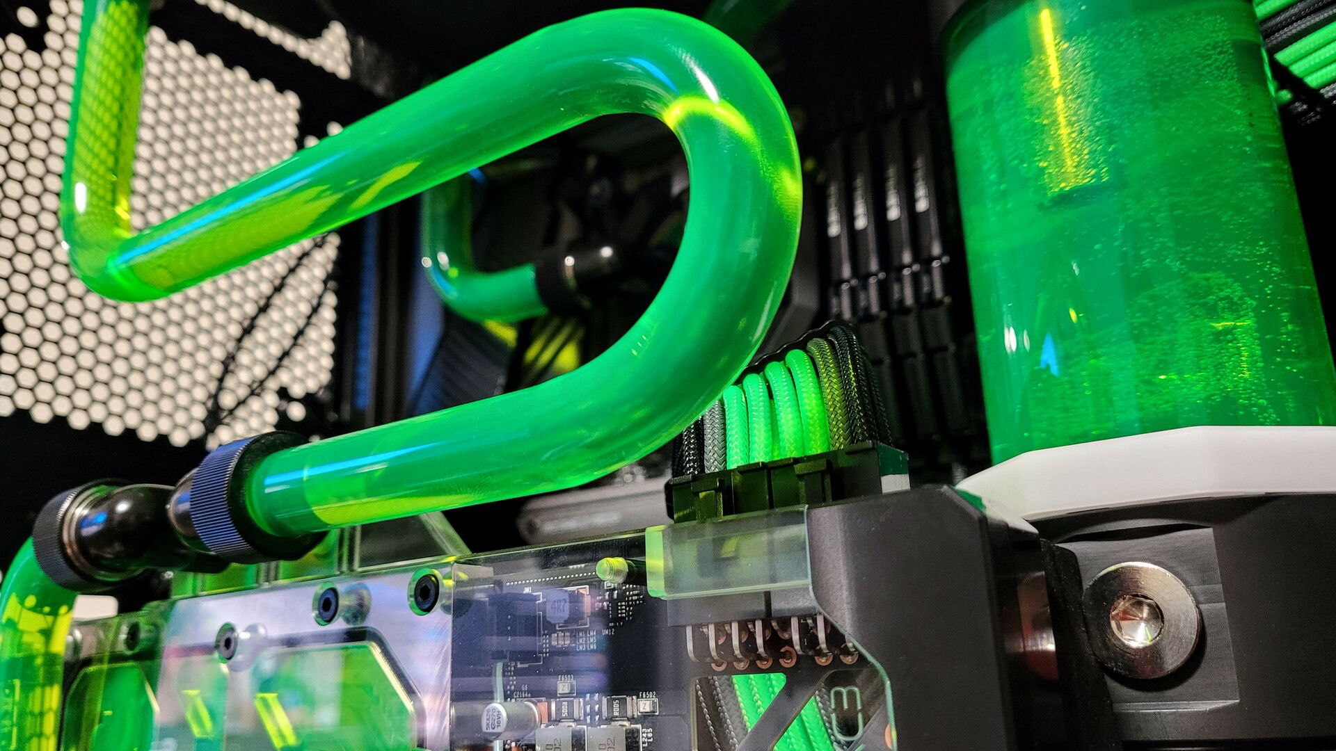 Anti-RGB Hardline Corsair 680x Build » builds.gg