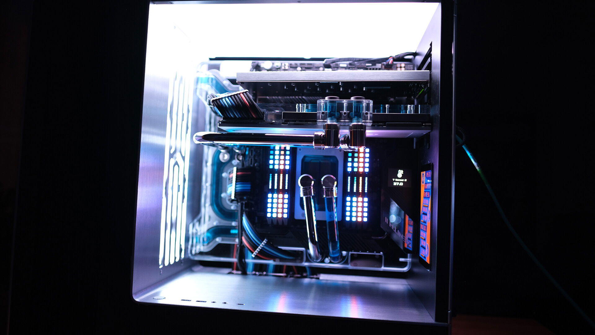 TENET, a watercooled, inverted, MONSTER PC with a sick inverted video ...