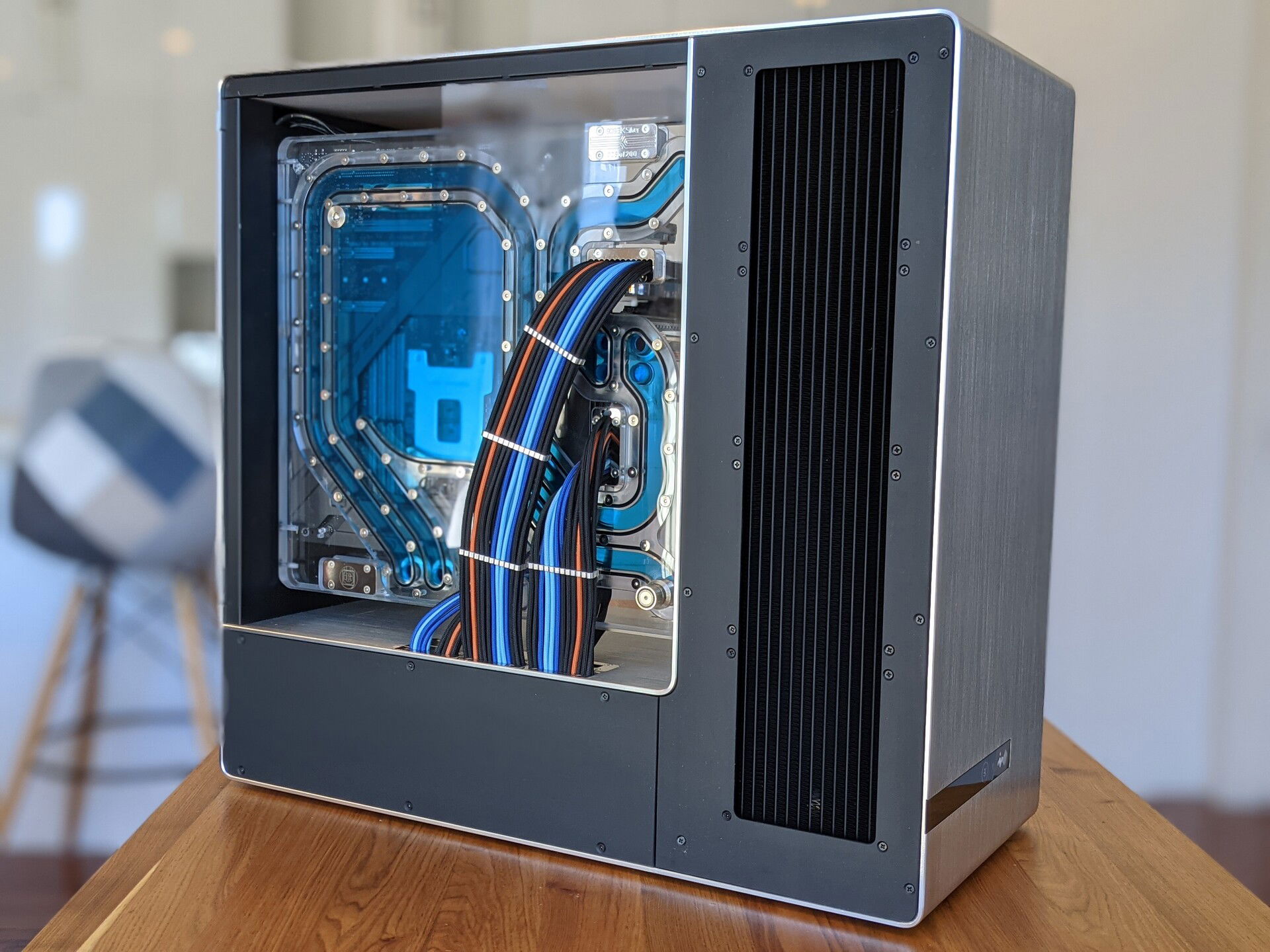 TENET, a watercooled, inverted, MONSTER PC with a sick inverted video ...