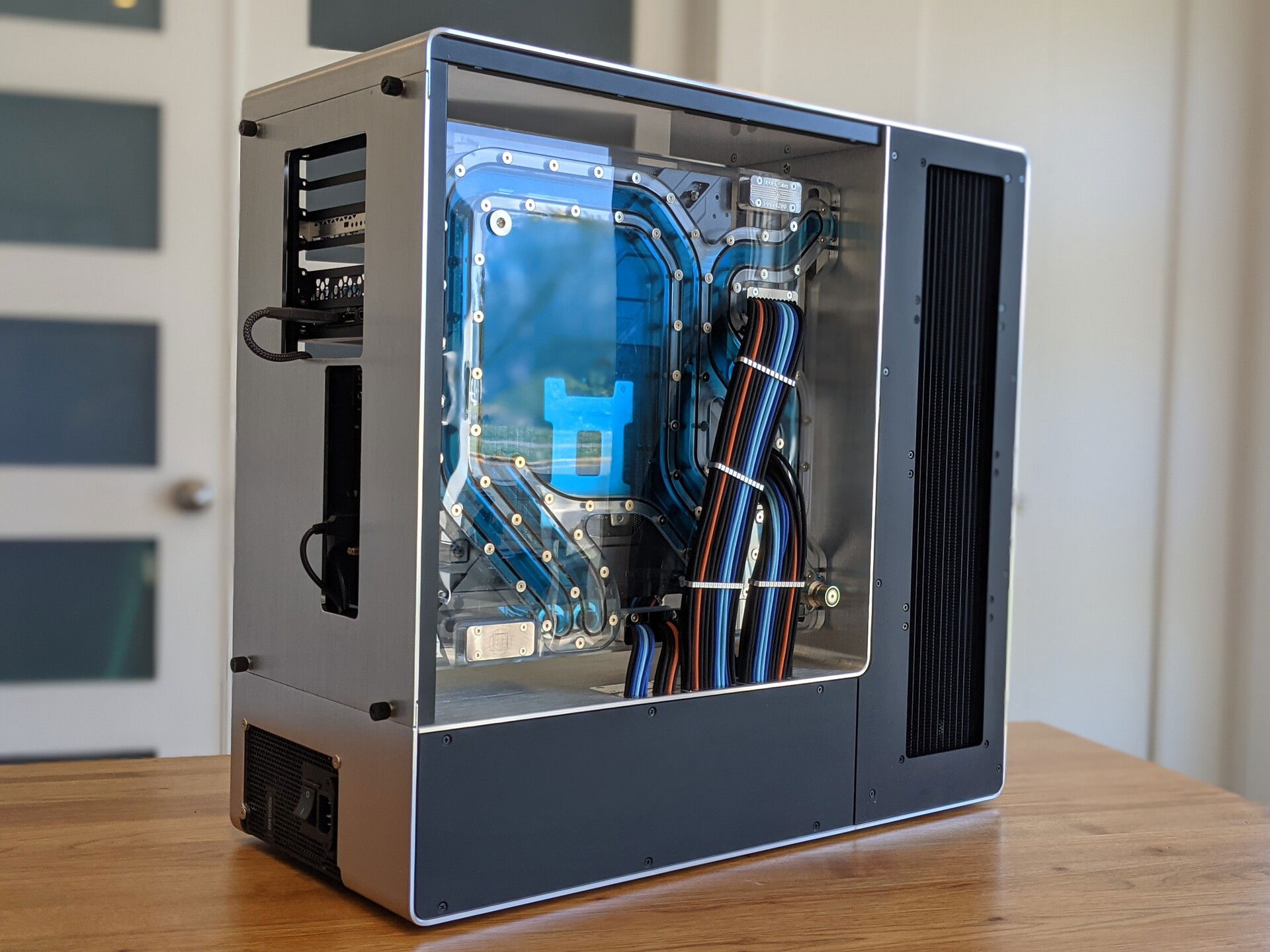 TENET, a watercooled, inverted, MONSTER PC with a sick inverted video ...