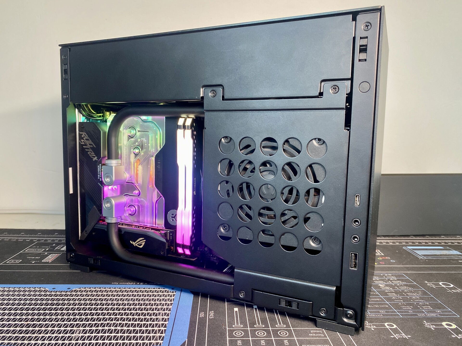 Micro Project Lian Li A4-H2O » builds.gg