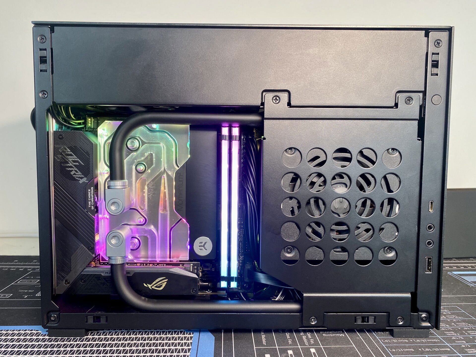 Micro Project Lian Li A4-H2O » builds.gg