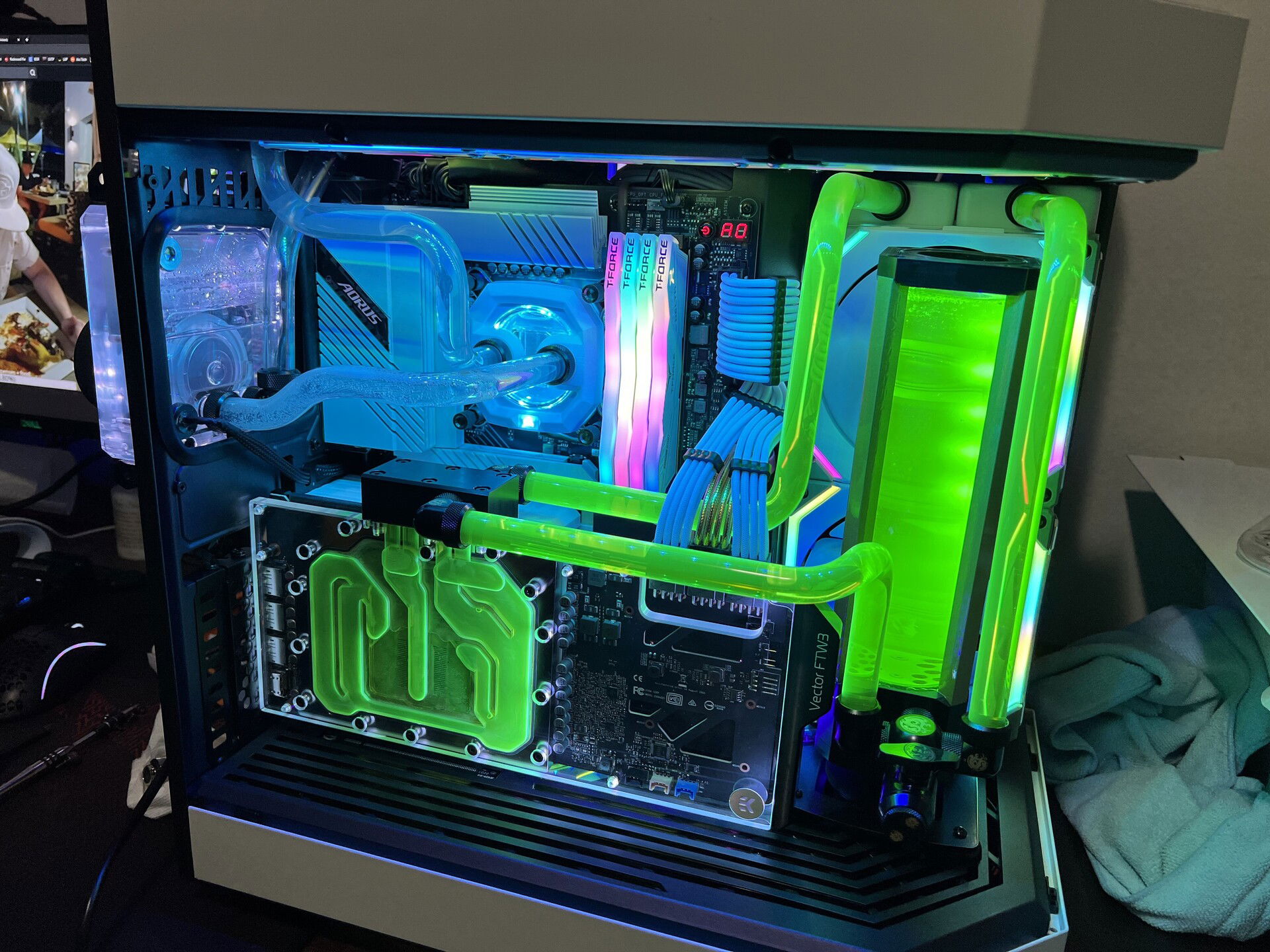 Hyte Y60 Dual Loop » builds.gg