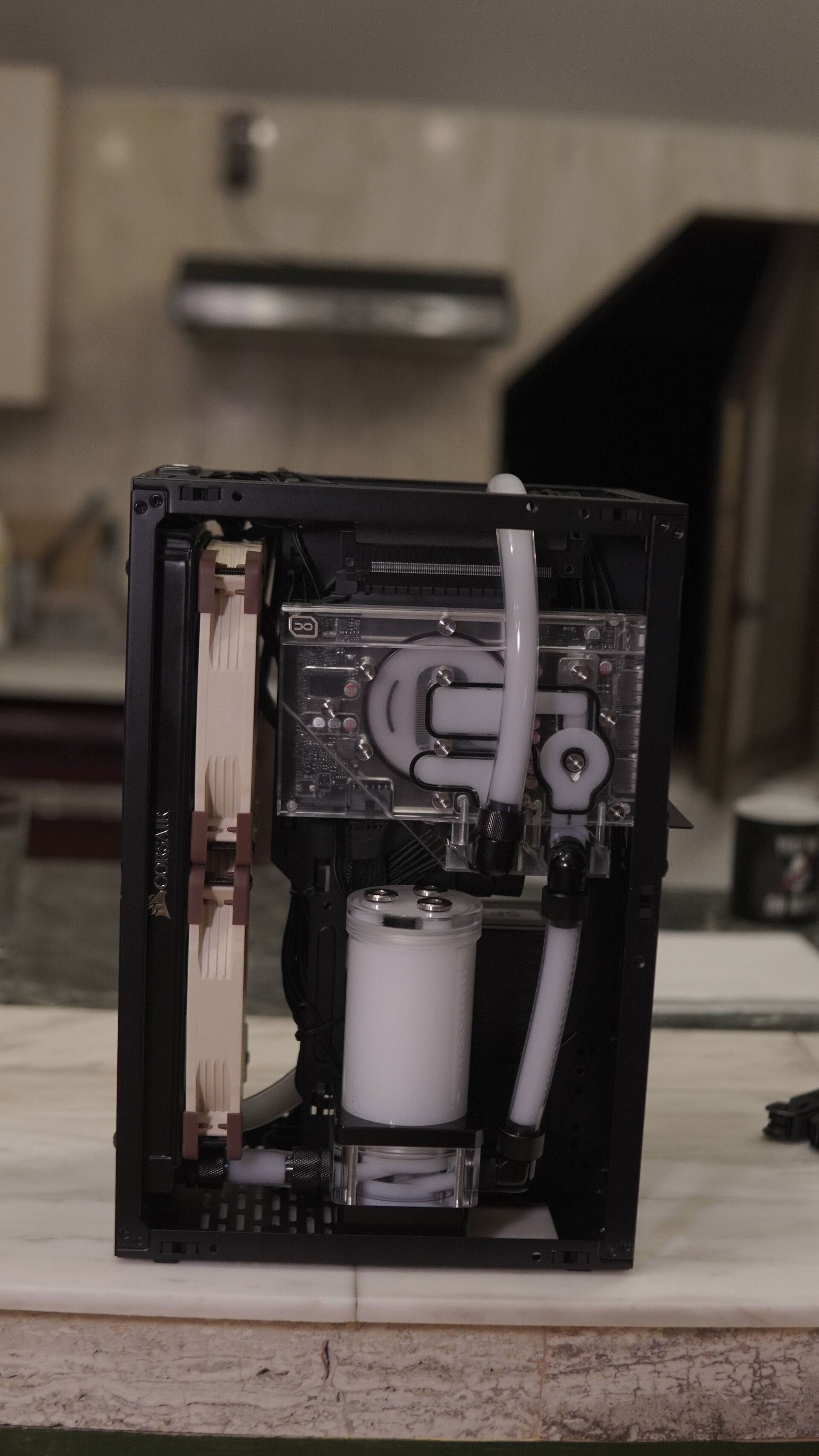 Meshlicious custom loop with horizontal gpu » builds.gg