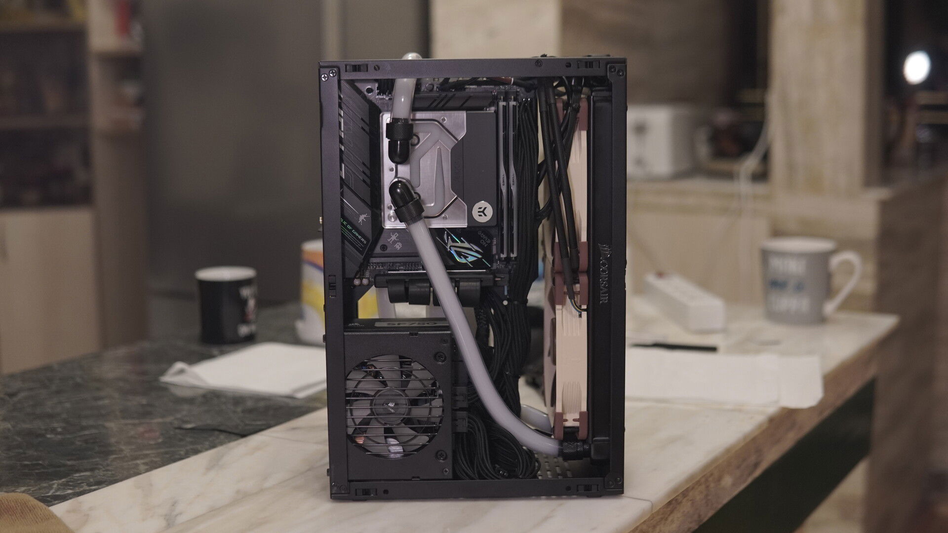 Meshlicious custom loop with horizontal gpu » builds.gg