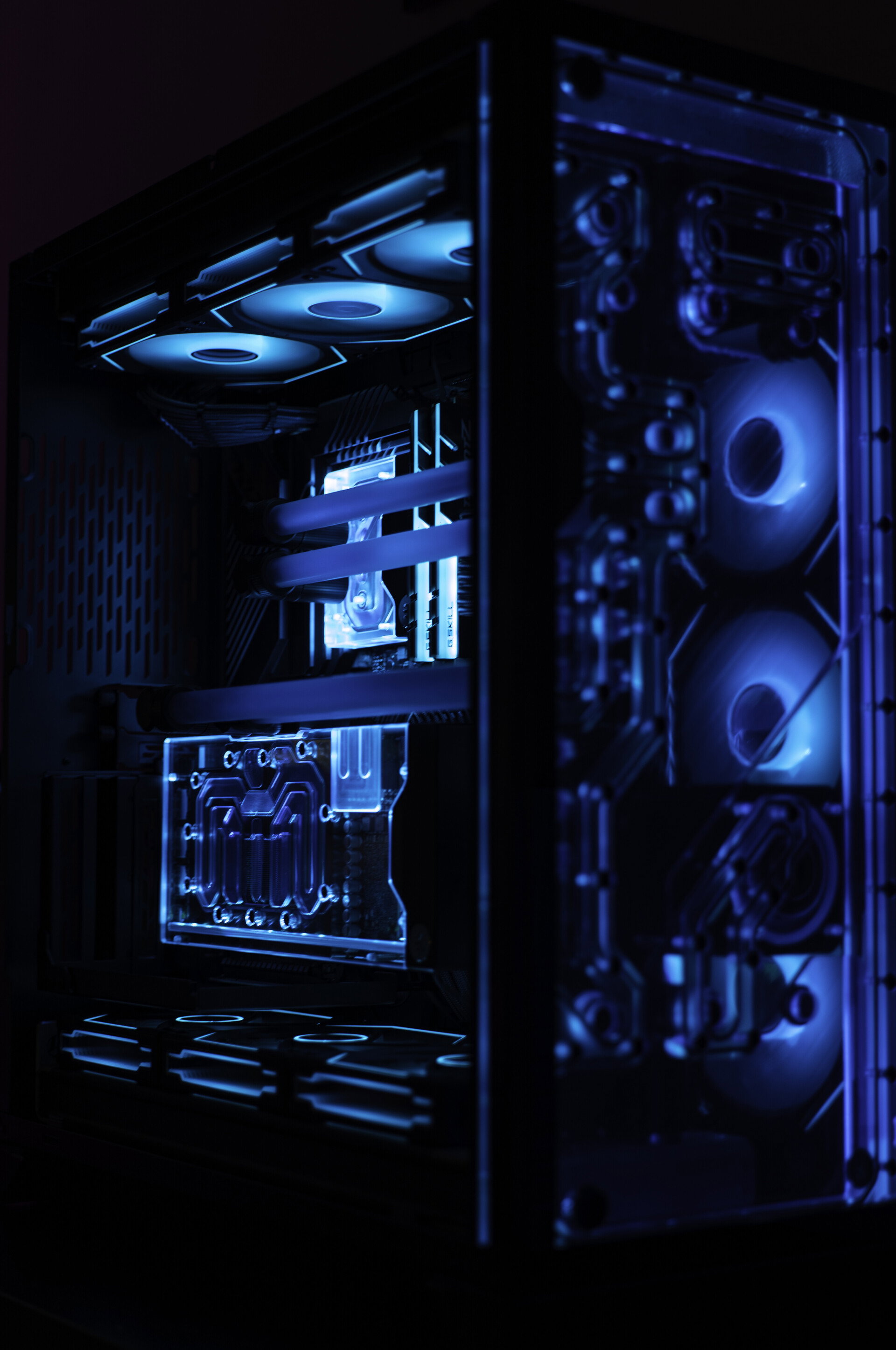 The Conqueror Builds Gg