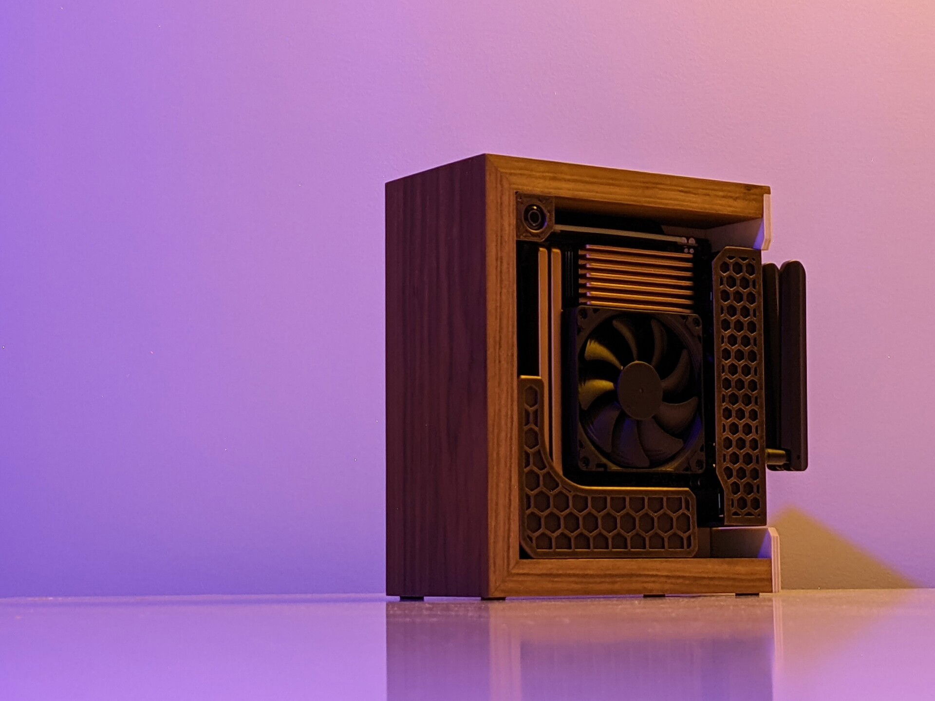 Ultra Compact Wood PC » builds.gg